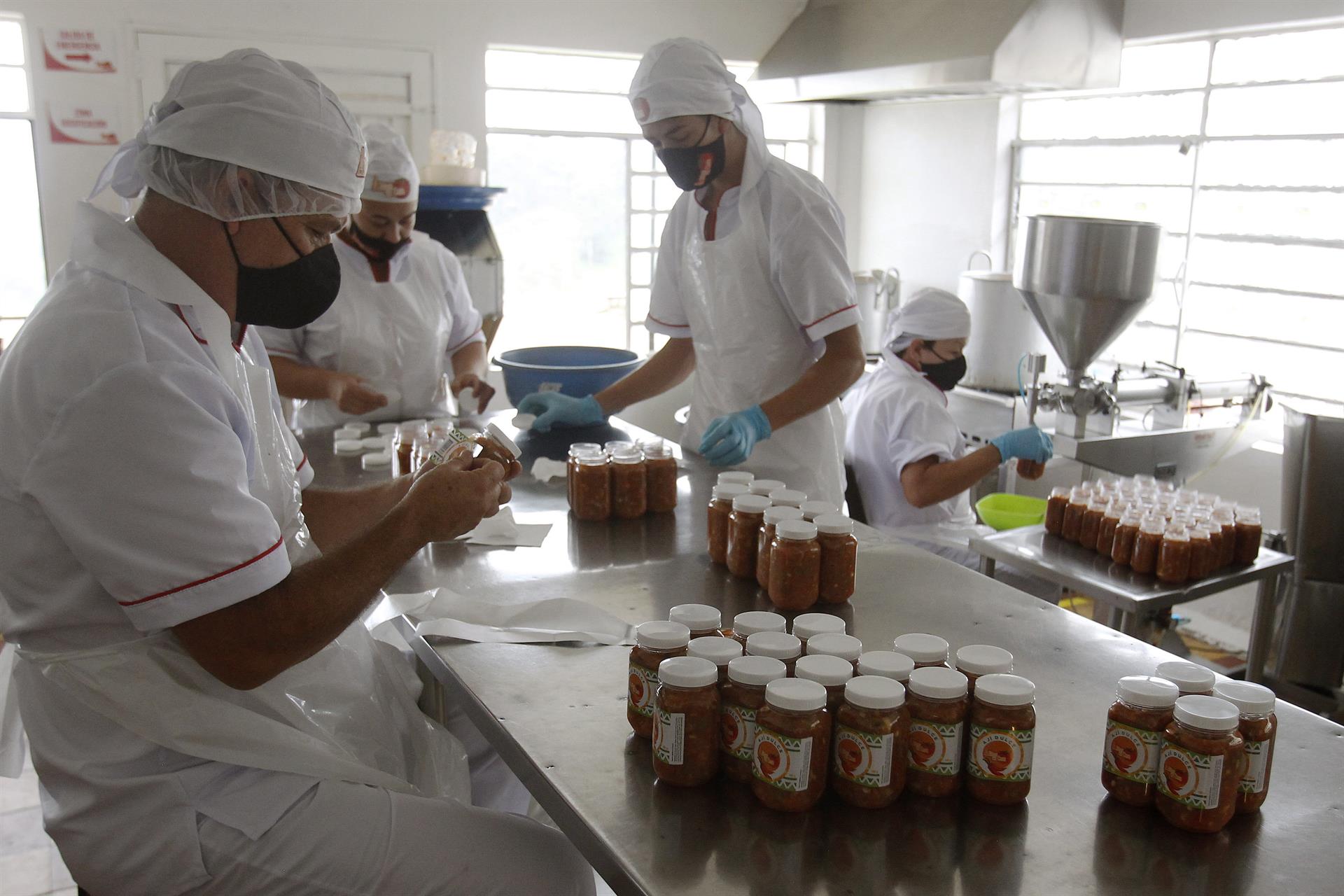 Una familia llena de sabor con sus adobos y aderezos las tiendas ...