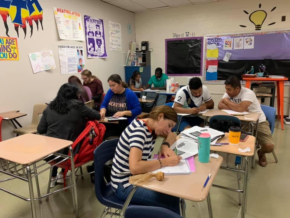 Inician las clases de inglés de Real World English en Greensboro | Qué Pasa