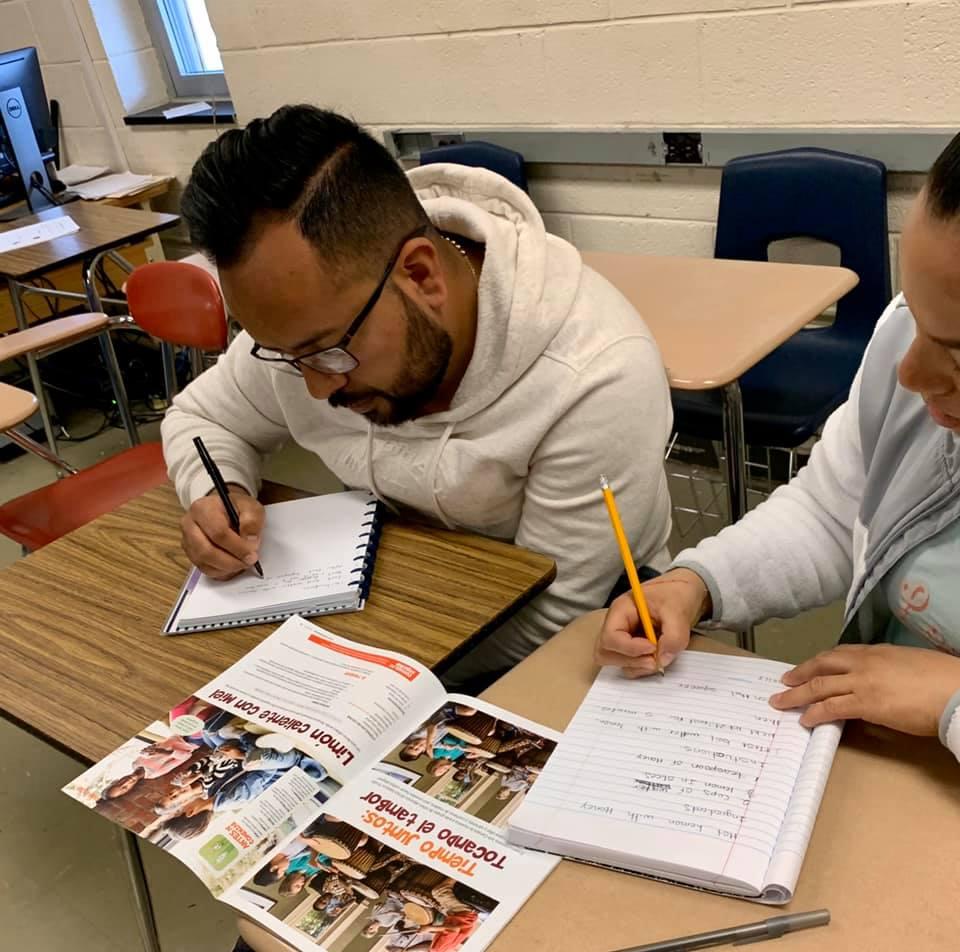 Inician las clases de inglés de Real World English en Greensboro | Qué Pasa