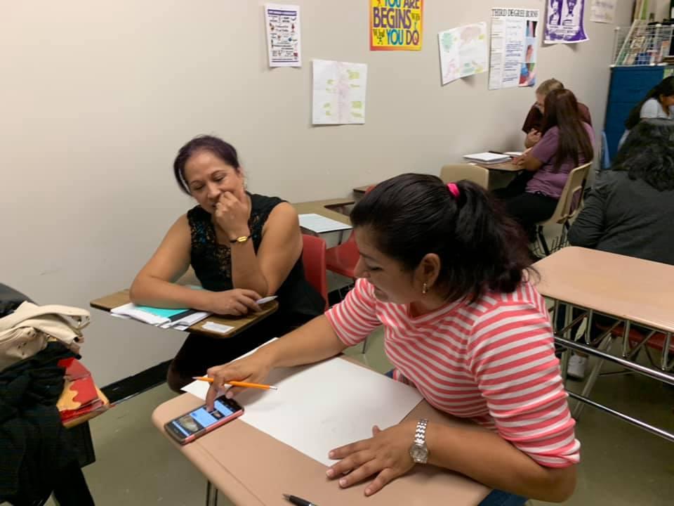Inician las clases de inglés de Real World English en Greensboro | Qué Pasa
