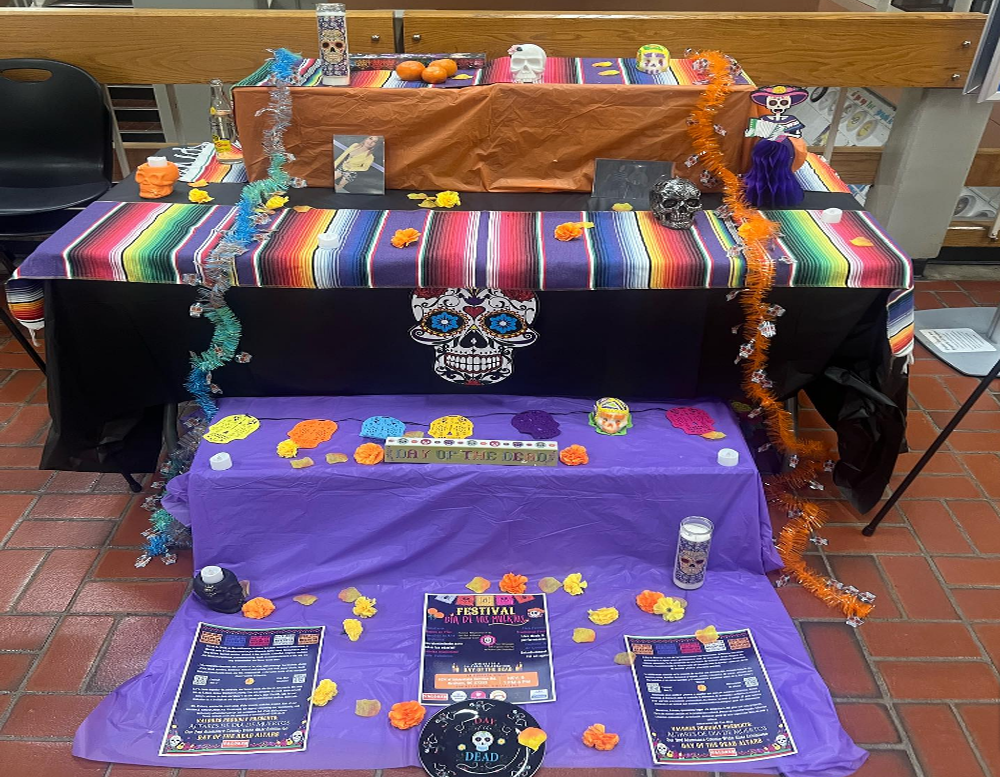 Instalan altares de Día de Muertos en varios puntos de Alamance | Qué Pasa