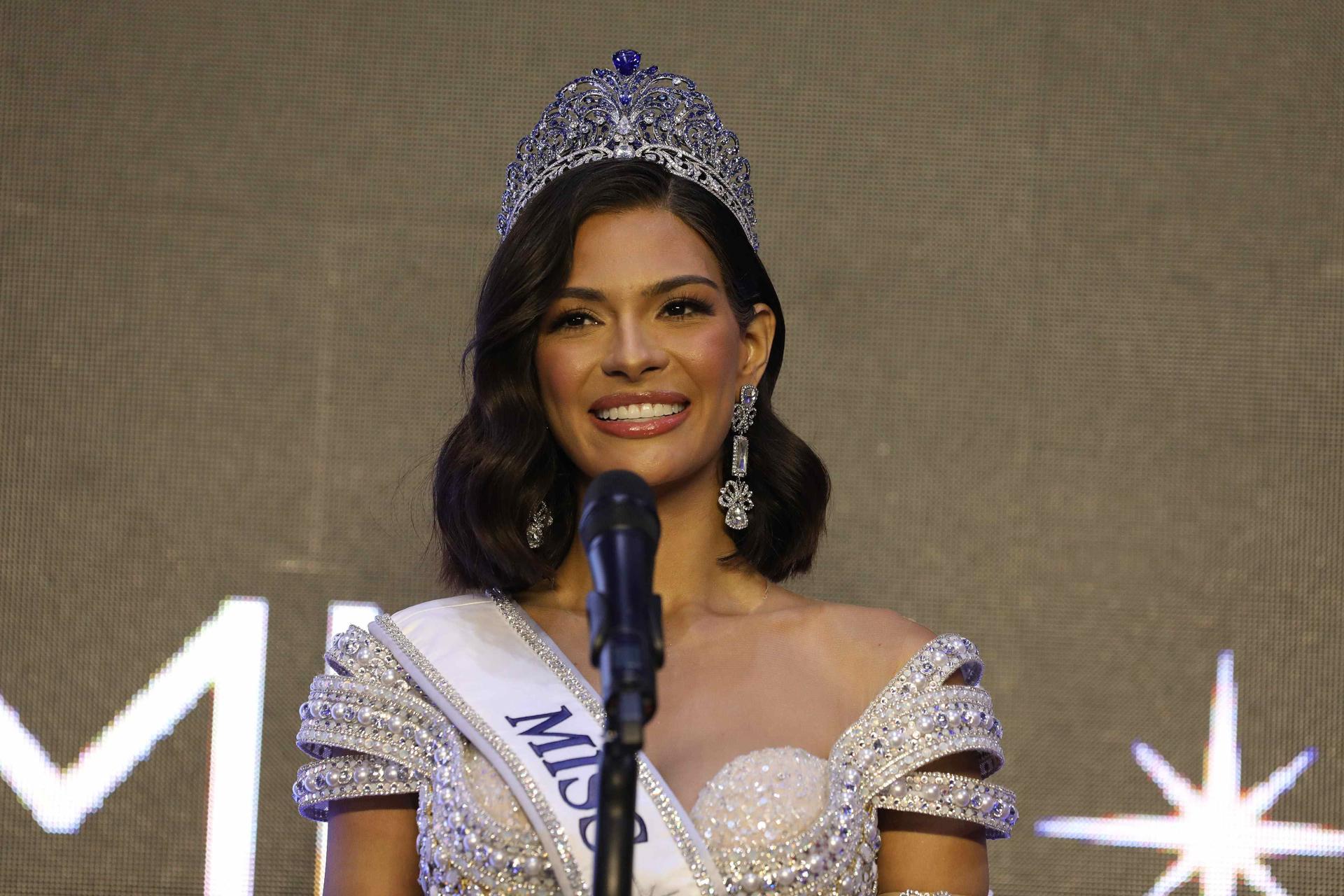 La Policía de Nicaragua entrega objetos personales de Miss Universo ...