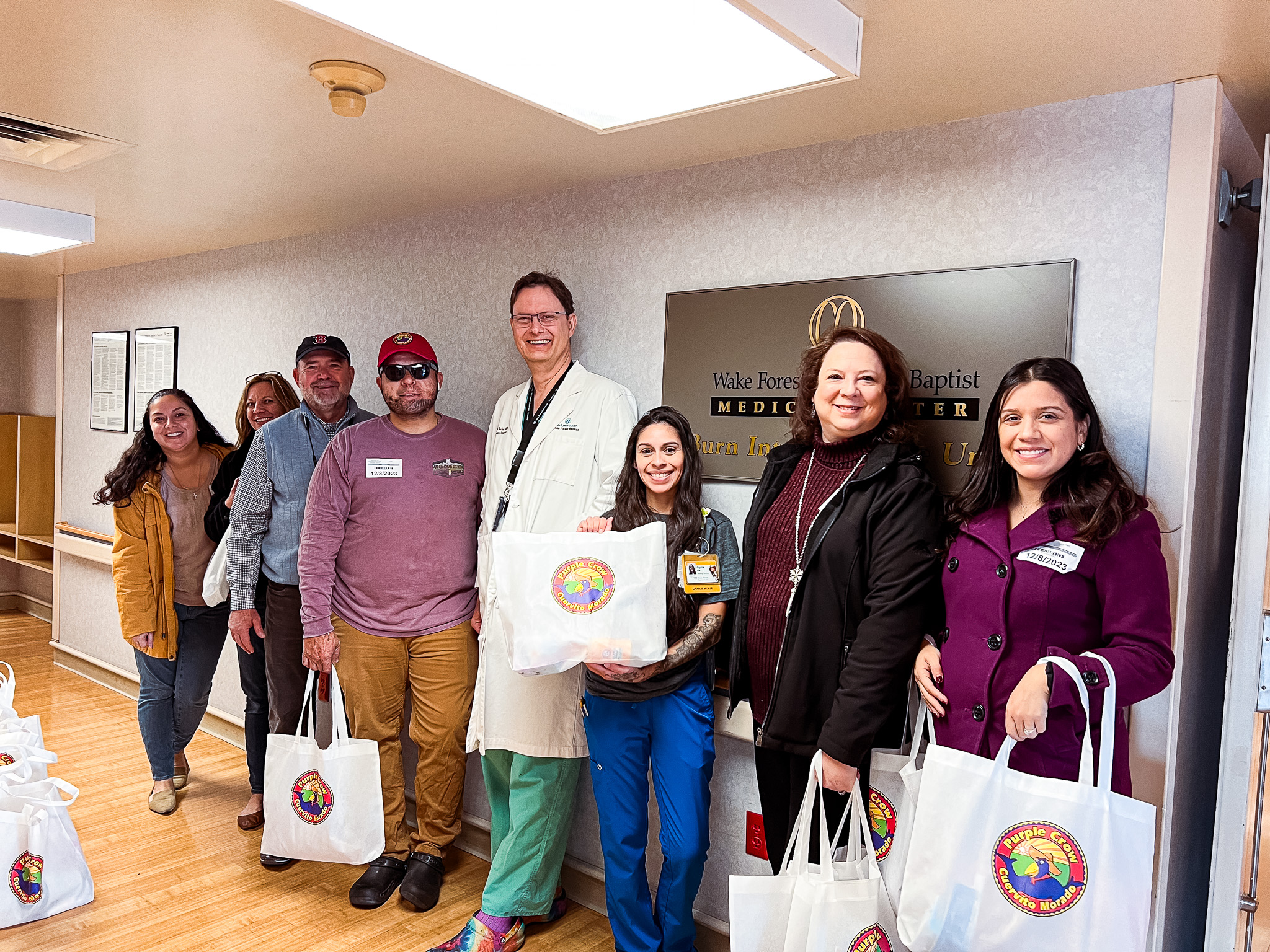 Empleados del Cuervito Morado dan regalos a 100 pacientes | Qué Pasa
