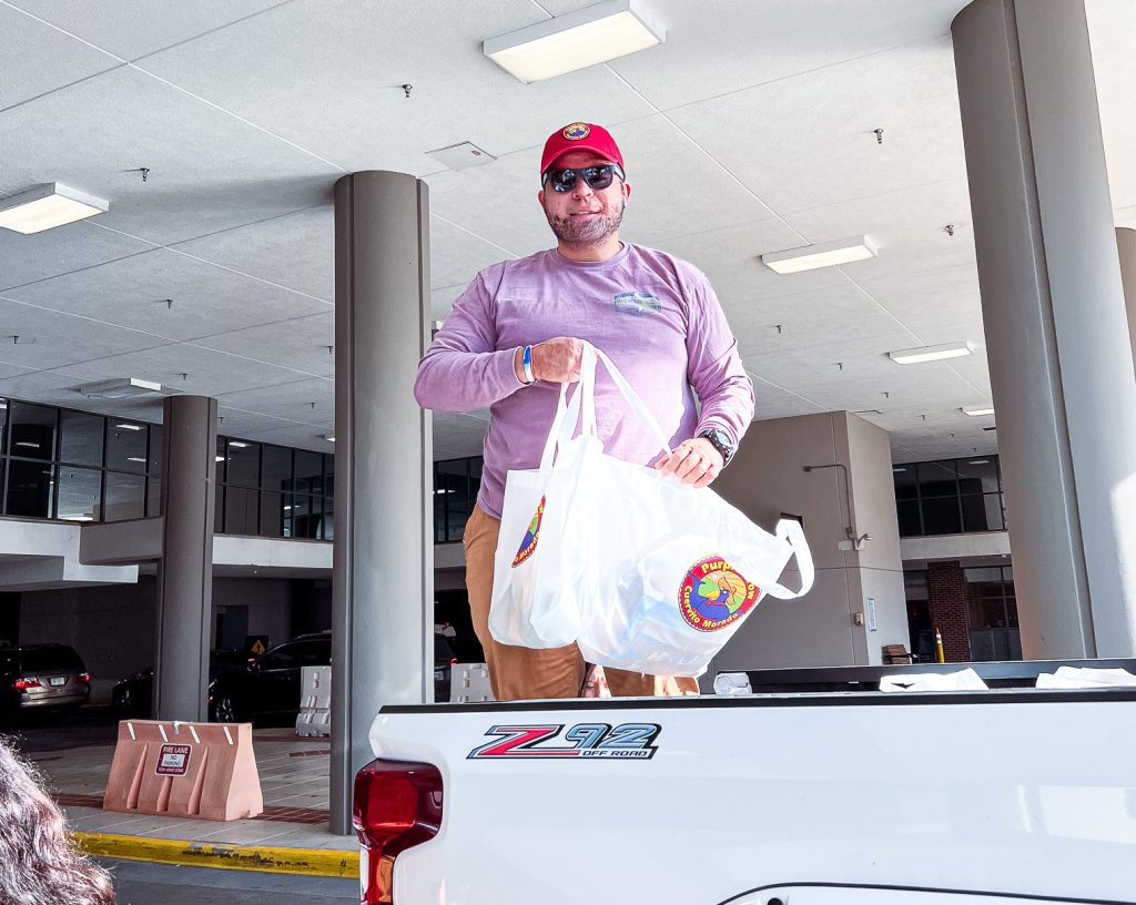 Empleados del Cuervito Morado dan regalos a 100 pacientes | Qué Pasa