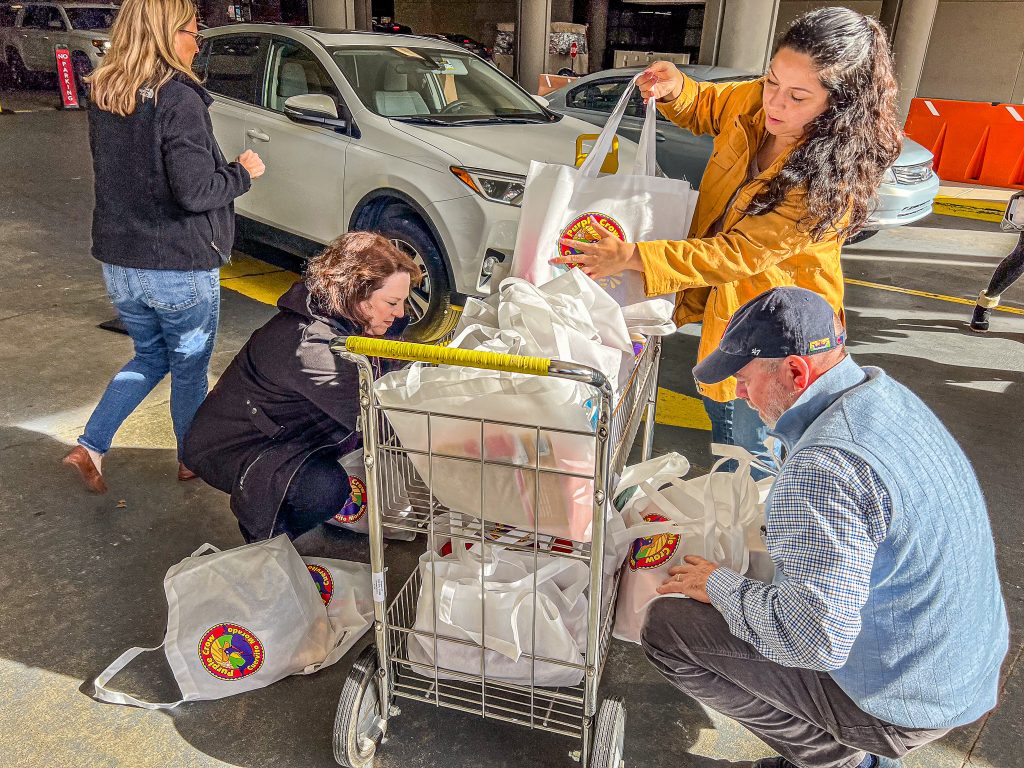Empleados del Cuervito Morado dan regalos a 100 pacientes | Qué Pasa