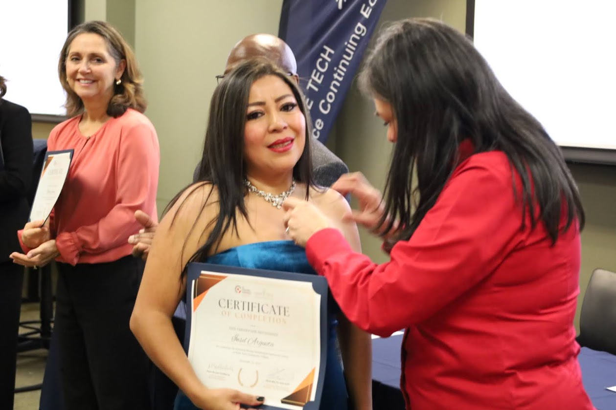 Se gradúan 77 latinos con certificado de Wake Tech | Qué Pasa