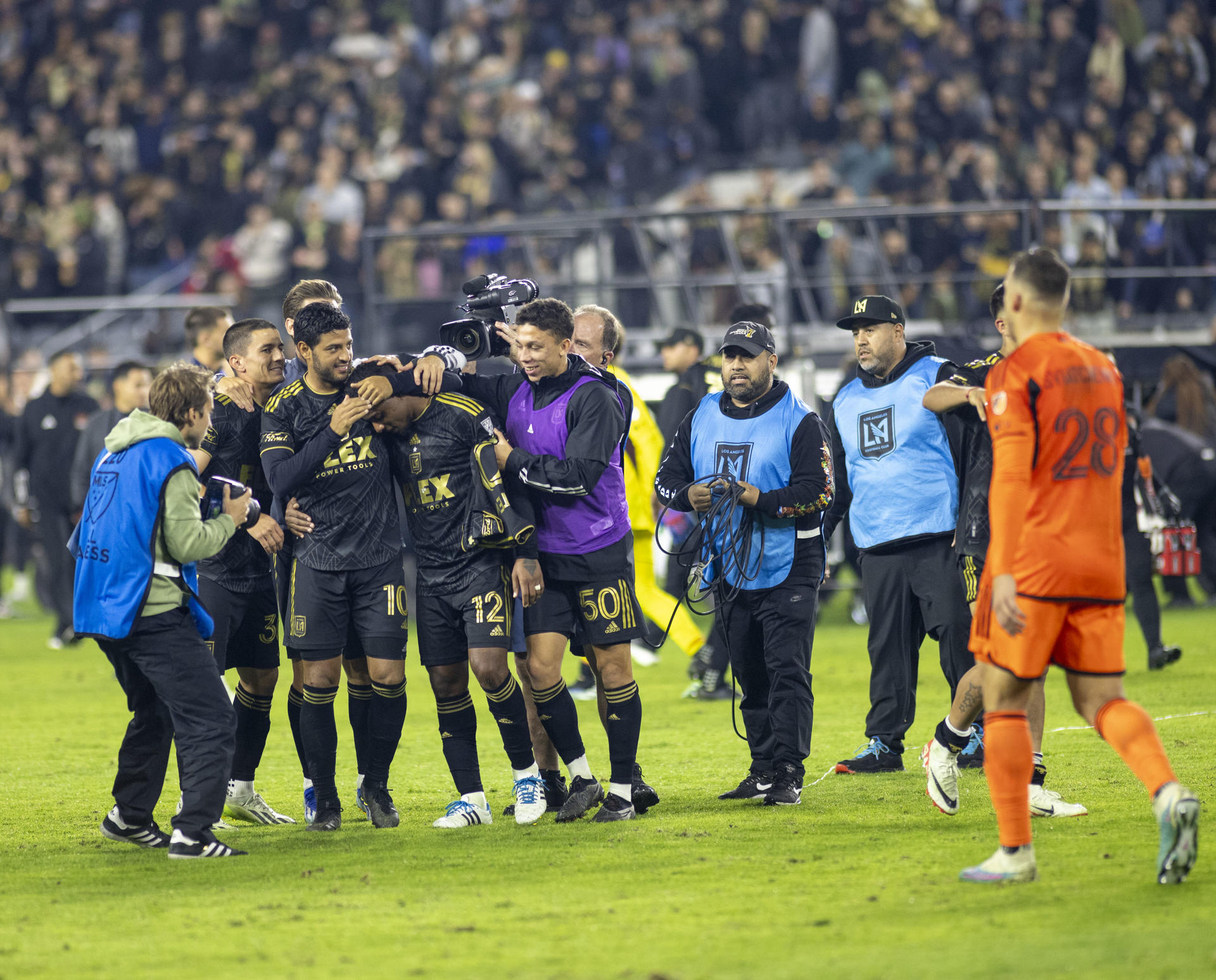2-0. Vela le gana el derbi mexicano a Herrera y LAFC jugará la final de la MLS con Columbus Crew ...