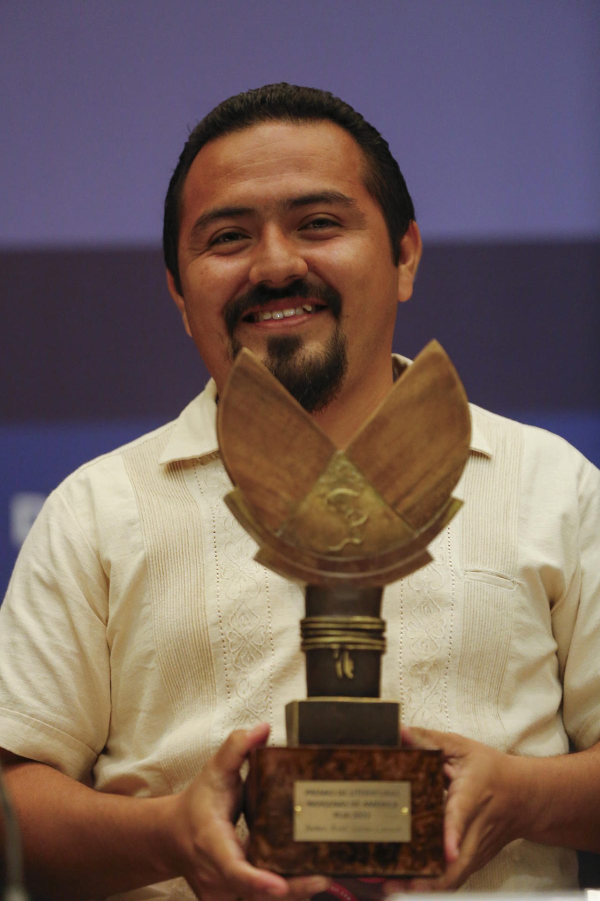 Autor maya James Sarao recibe el Premio de Literaturas Indígenas en la ...