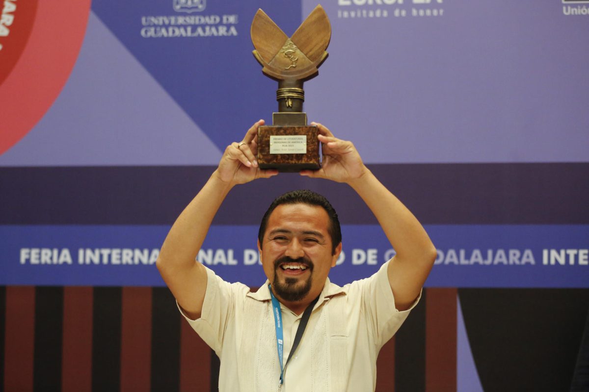 Autor maya James Sarao recibe el Premio de Literaturas Indígenas en la FIL mexicana | Qué Pasa