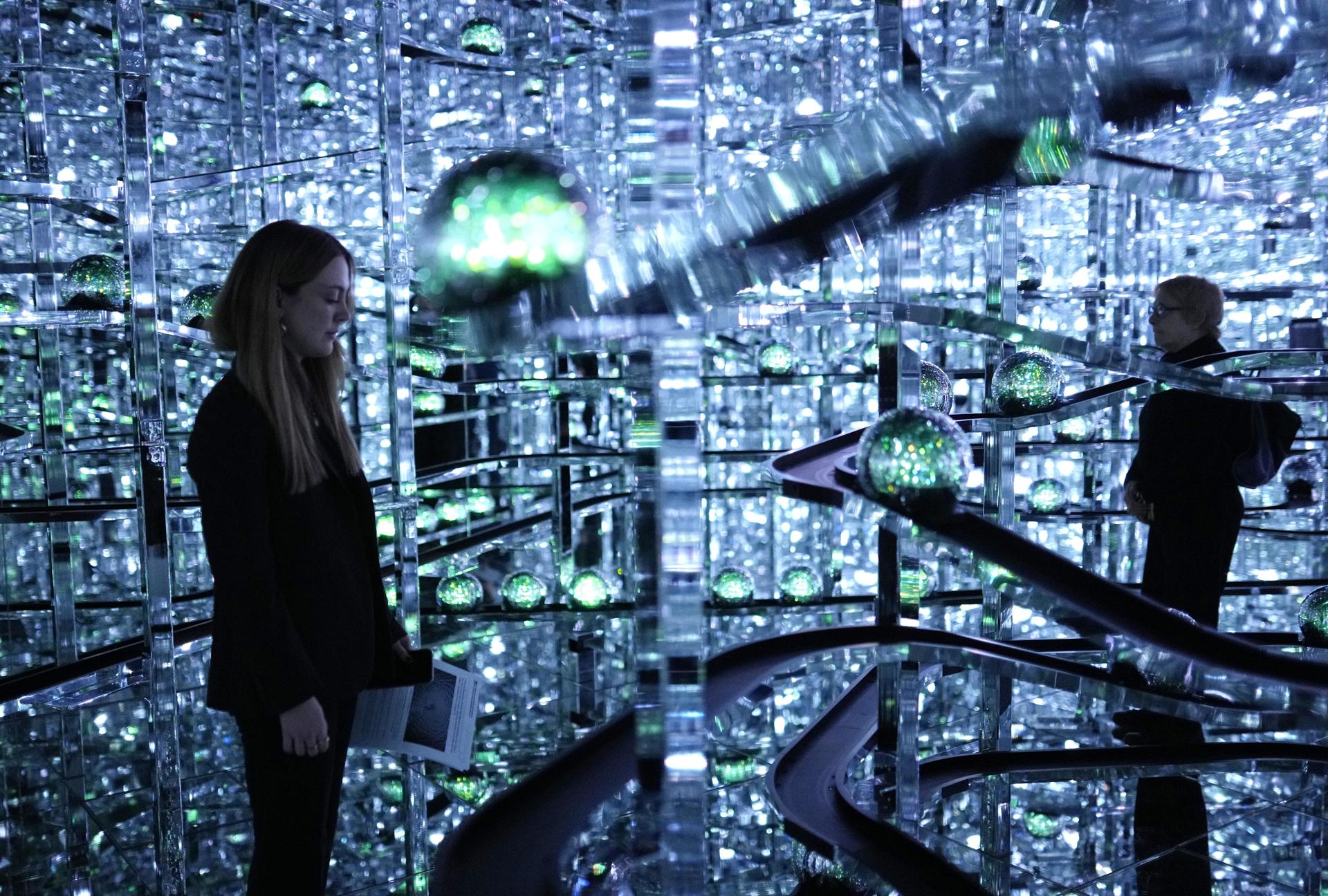 Figuras cognitivas de luz protagonizan las dos nuevas obras de arte del colectivo teamLab | Qué Pasa