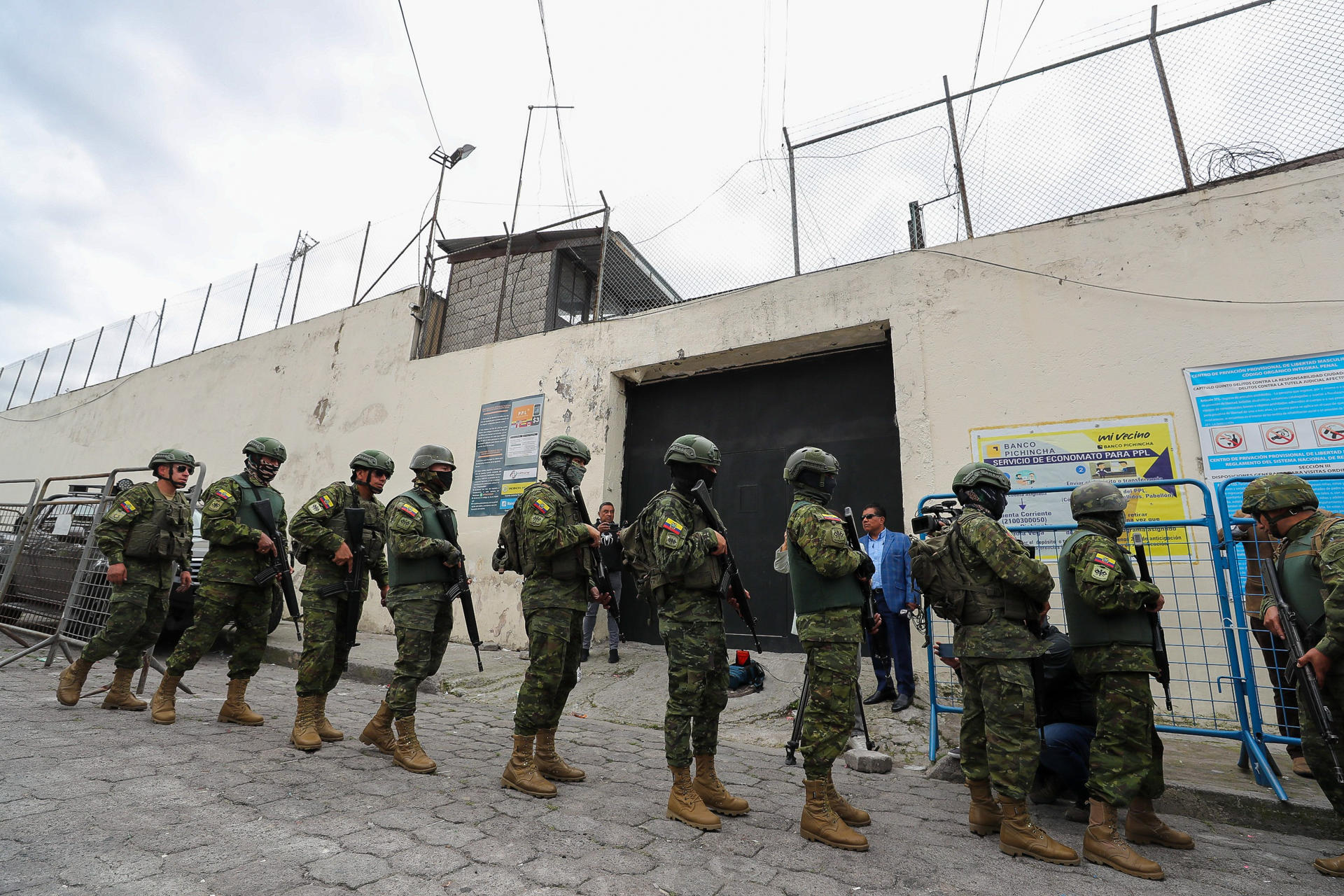Confirman que 139 funcionarios de prisiones están retenidos en cinco ...