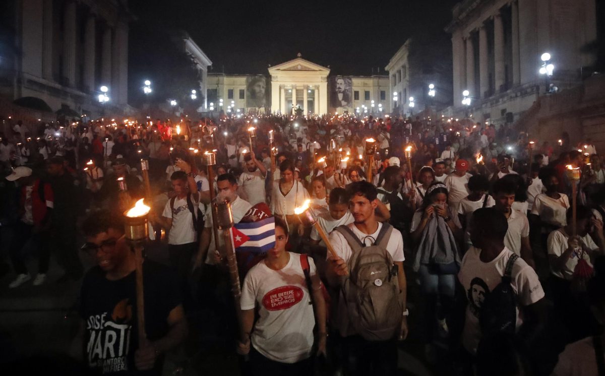 Miles de jóvenes cubanos marchan con antorchas por La Habana para ...