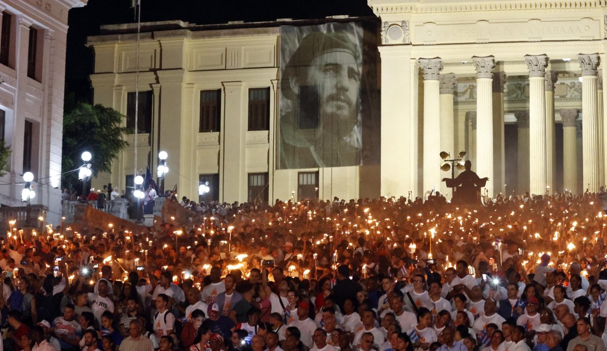 Miles de jóvenes cubanos marchan con antorchas por La Habana para ...