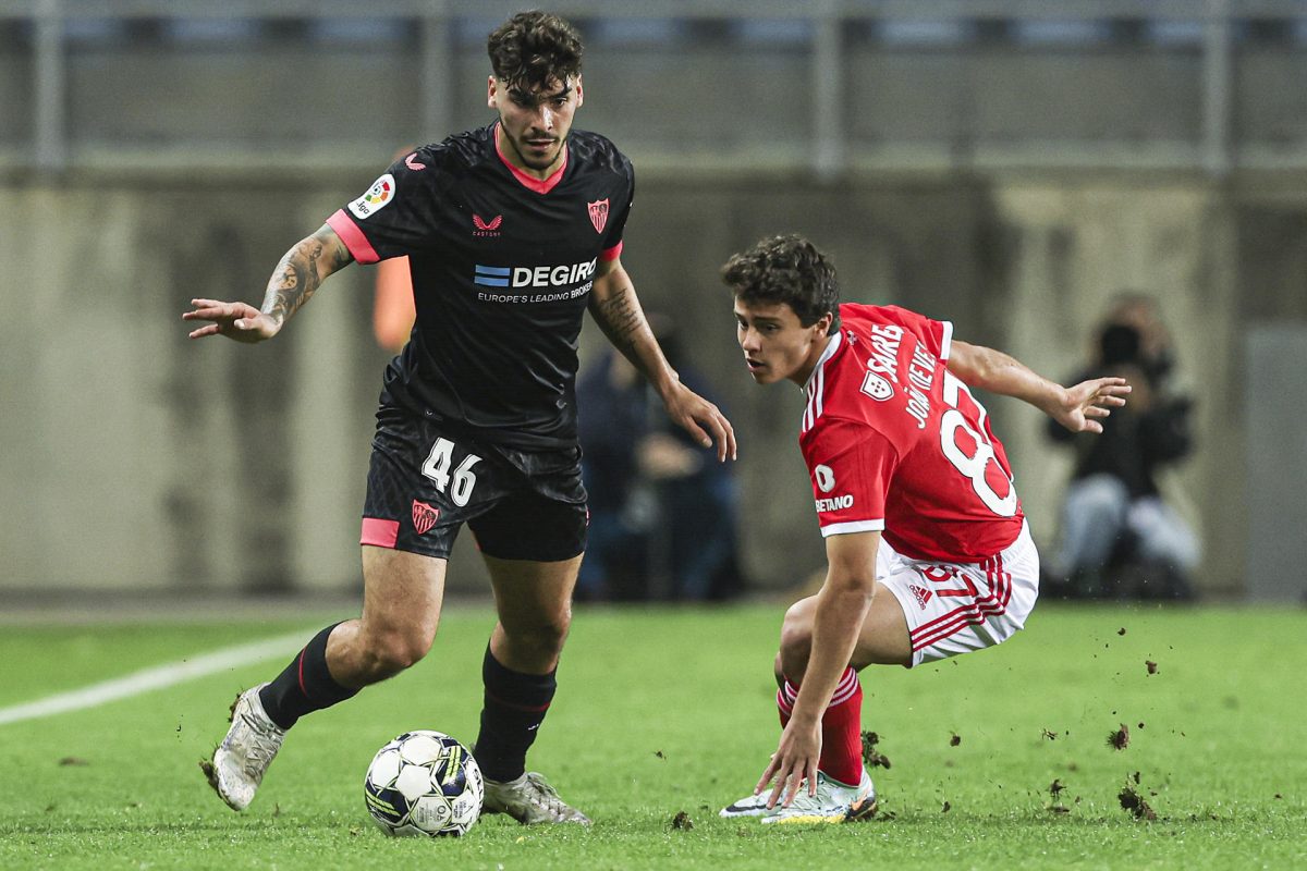 El Sevilla inscribe con el primer equipo al delantero del filial Isaac ...