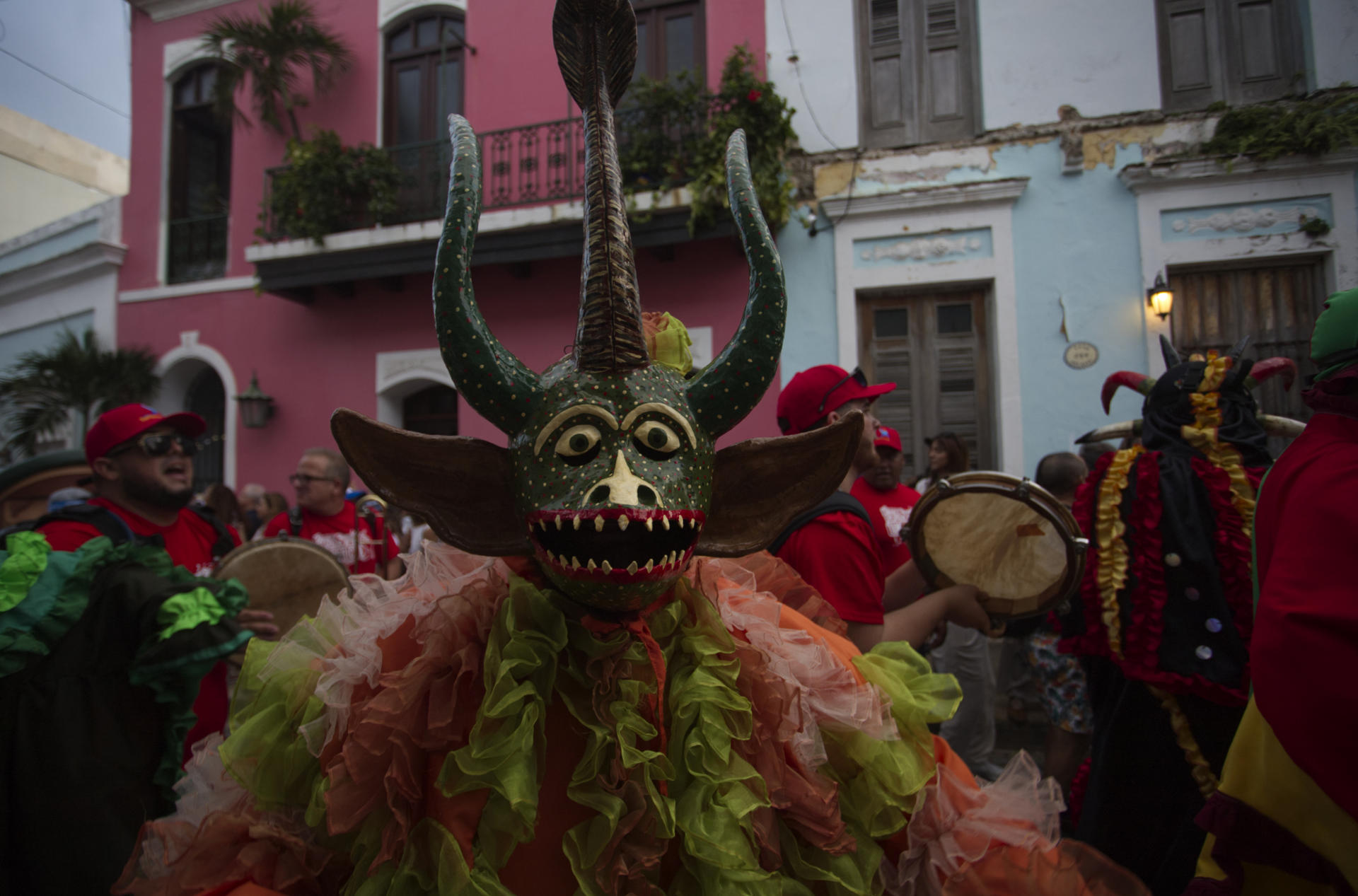Arrancan las Fiestas de la Calle San Sebastián al ritmo de la bomba en Puerto Rico | Qué Pasa