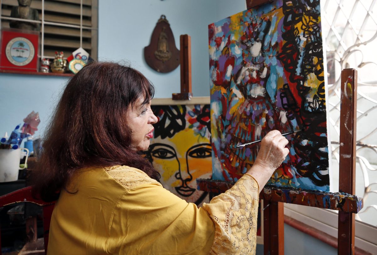 Zaida del Río, la pintora cubana de las mujeres pájaro, se ve en su ...