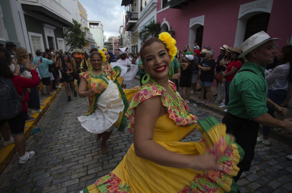 Arrancan las Fiestas de la Calle San Sebastián al ritmo de la bomba en Puerto Rico | Qué Pasa