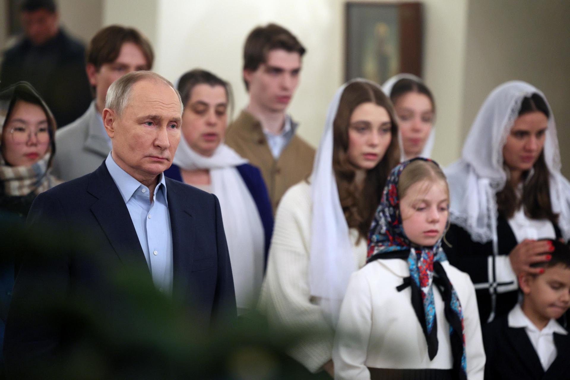 Putin recibe la Navidad ortodoxa en compañía de familiares de soldados ...