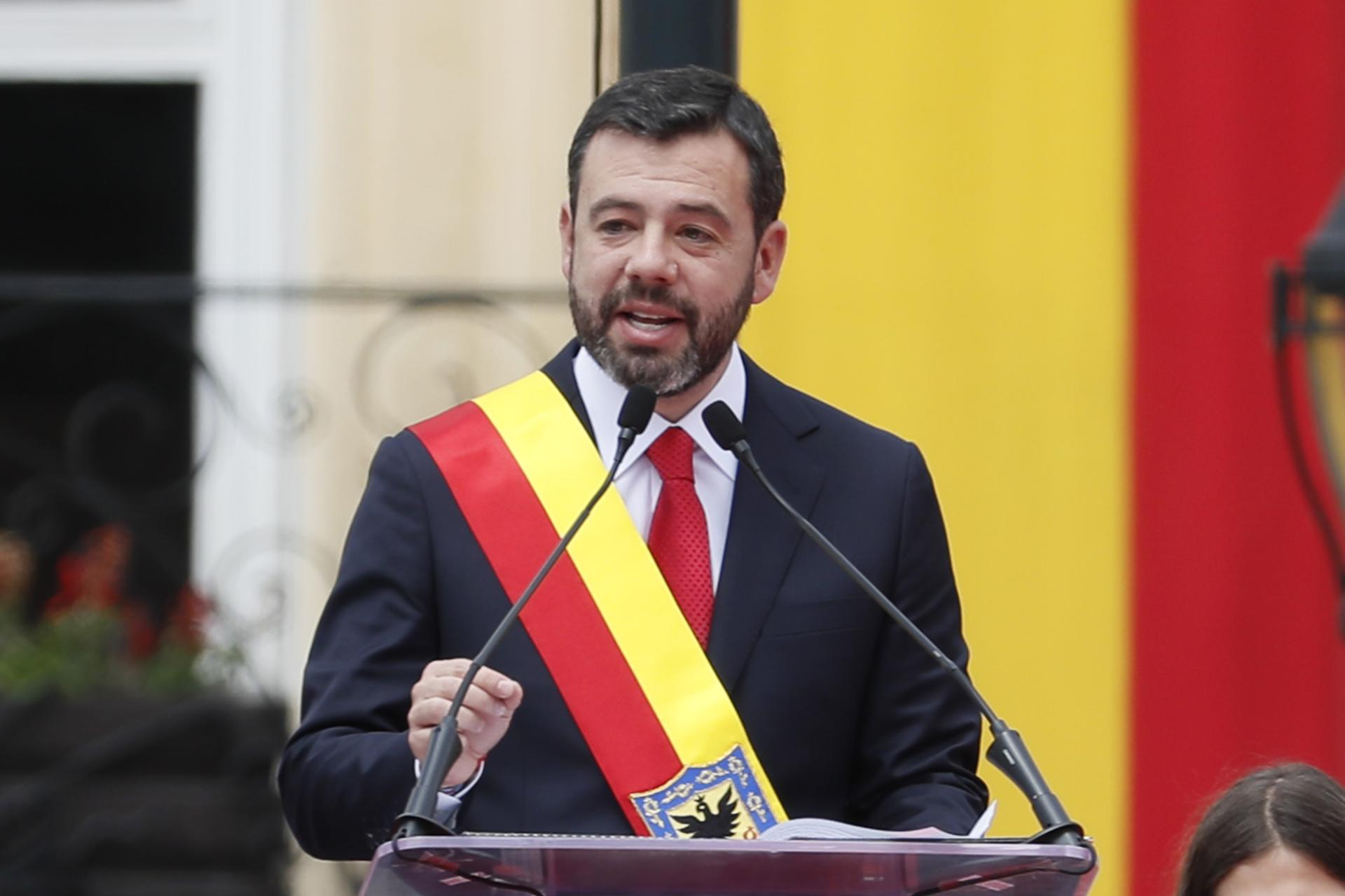 Galán asume como nuevo alcalde de Bogotá con la promesa de construir ...