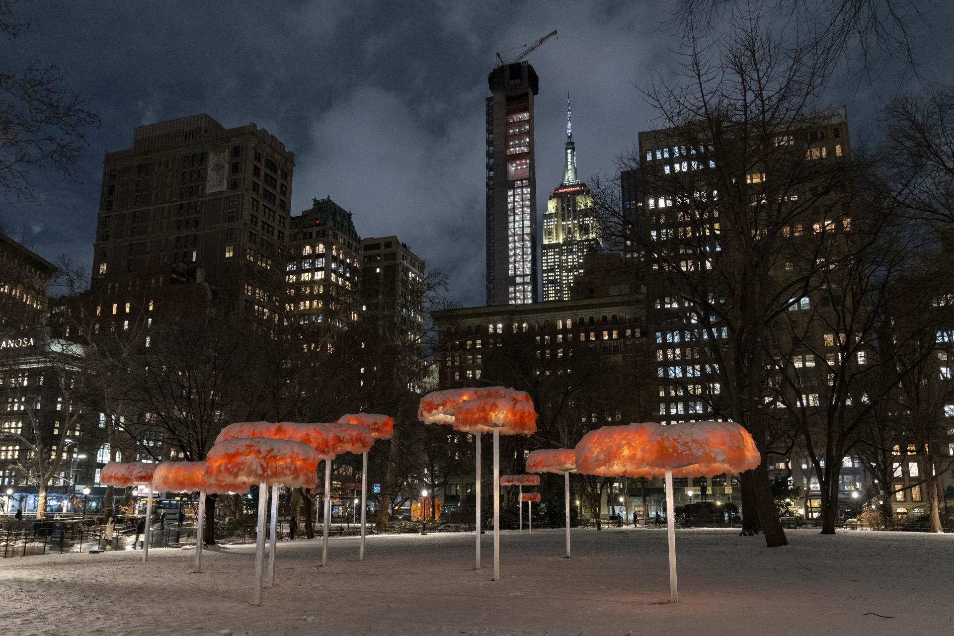 La artista argentina Ana Hernando decora con nubes de tul un parque de ...