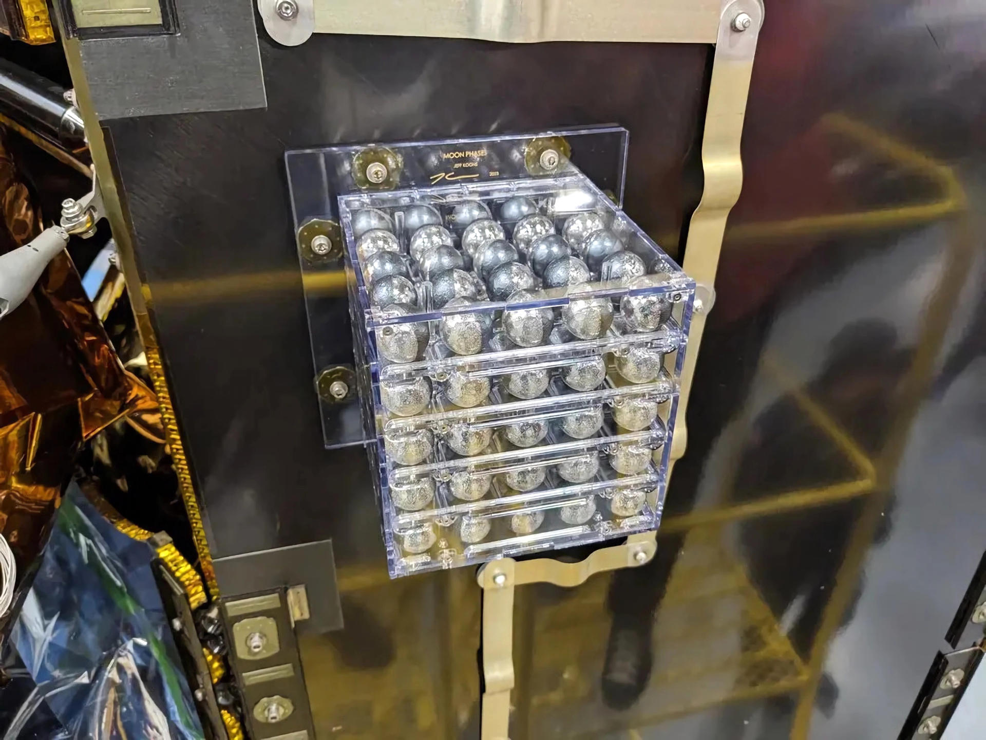 Odiseo lleva a la Luna obras de Koons para la 'primera galería' de arte ...