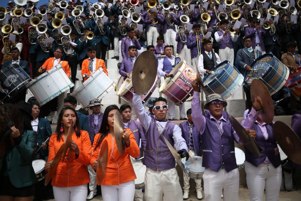 Miles de músicos en Bolivia inauguran uno de los mayores carnavales de ...