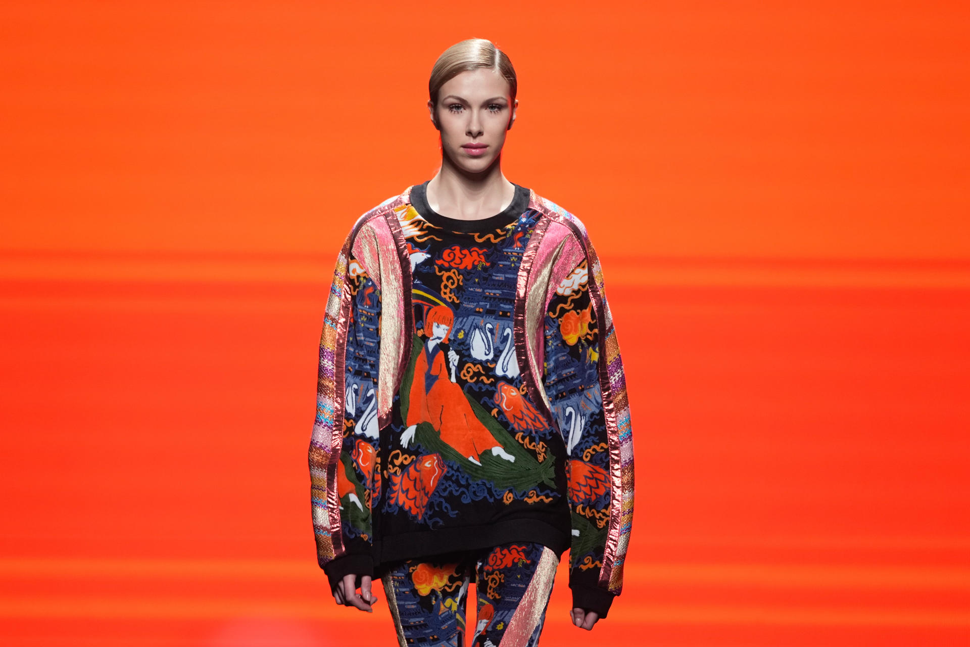 Un mix de arte, tecnología e historia de la moda en la pasarela ...