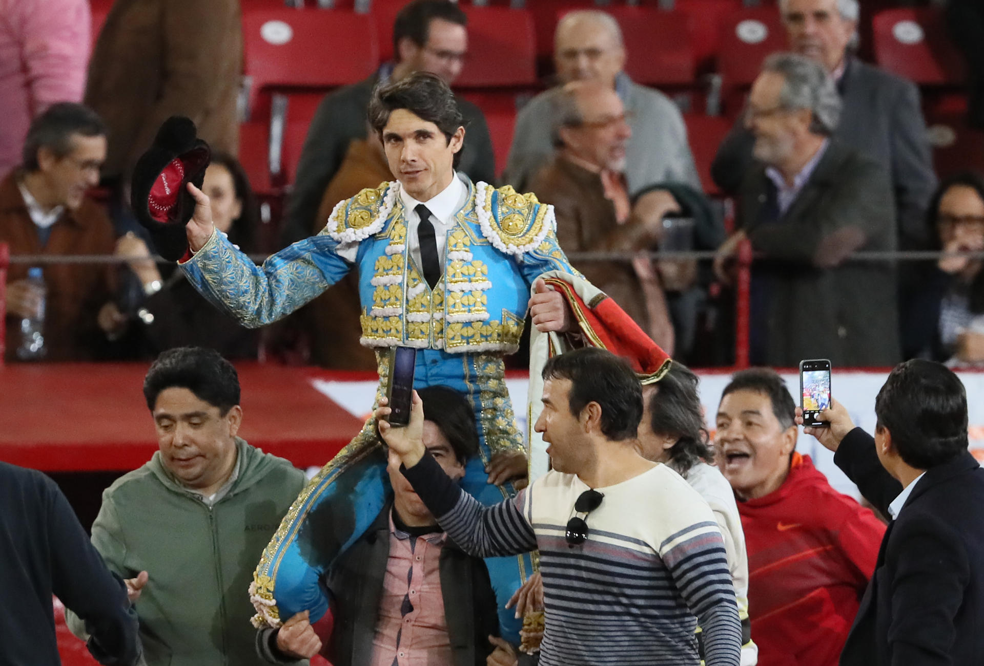 Toros sin trapío e insustancial puerta grande de Castella en la Plaza ...