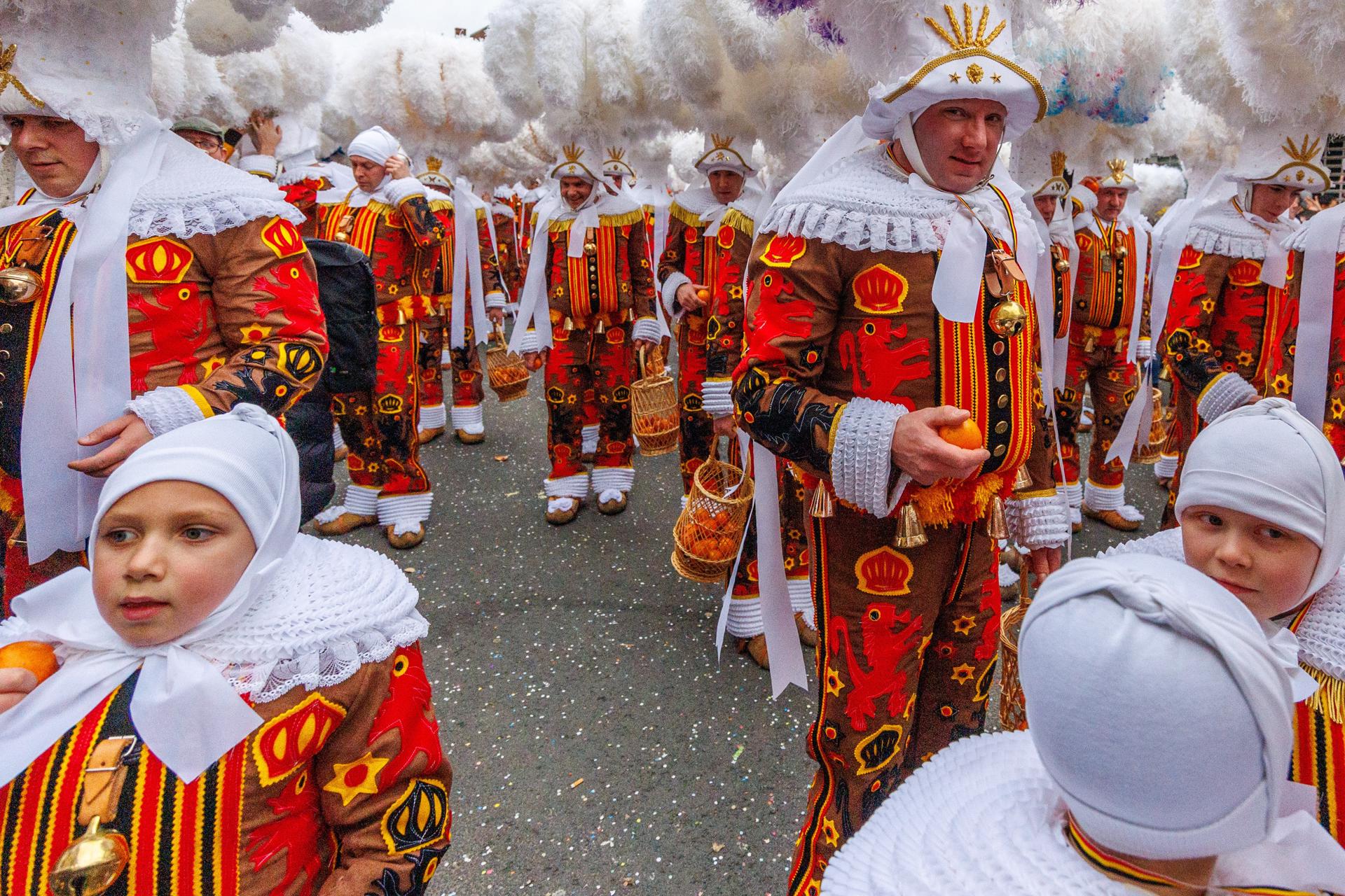 Los Gilles de Binche clausuran su carnaval en el vigésimo aniversario ...
