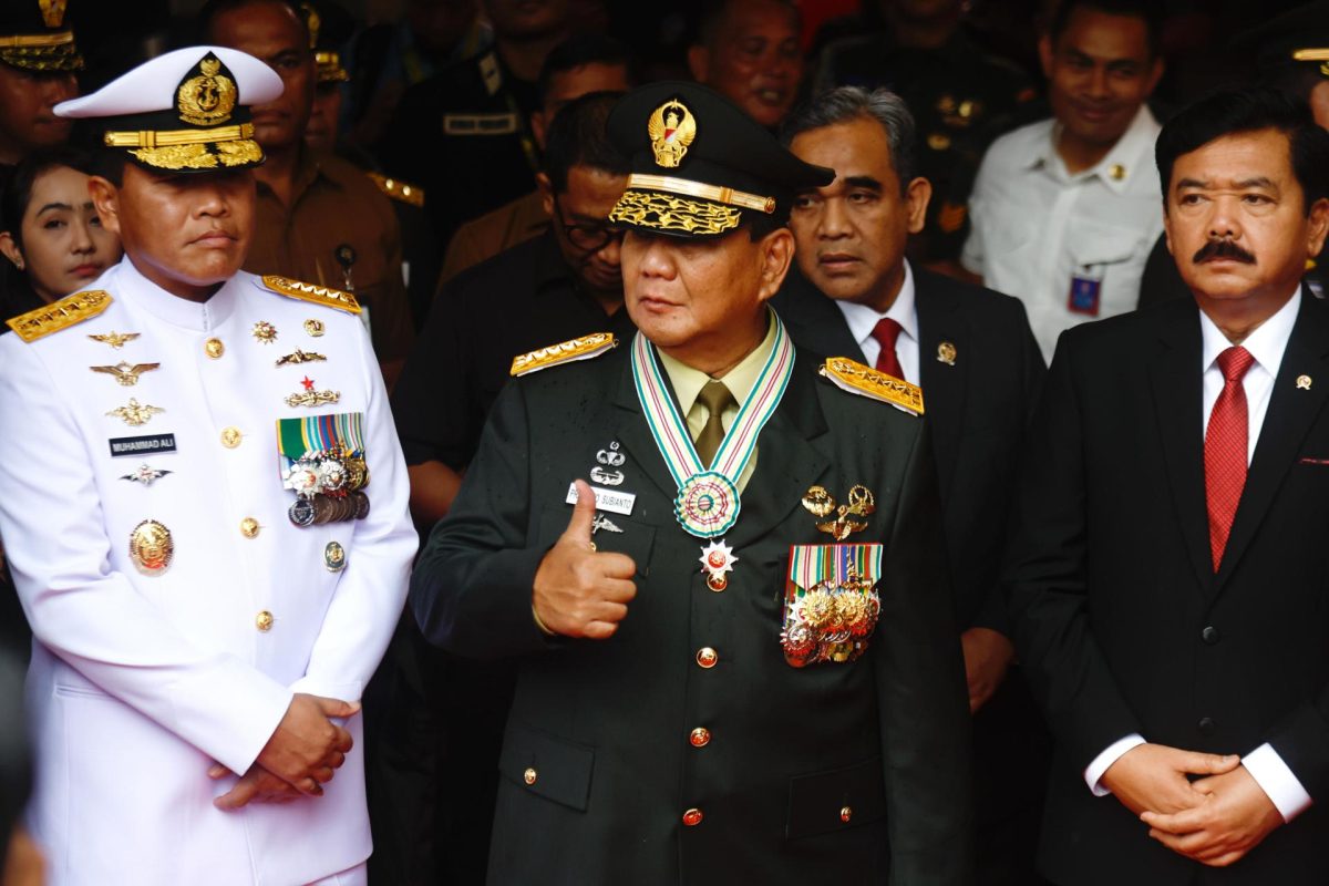 Prabowo, quien se perfila como presidente de Indonesia, recibe el máximo honor militar | Qué Pasa