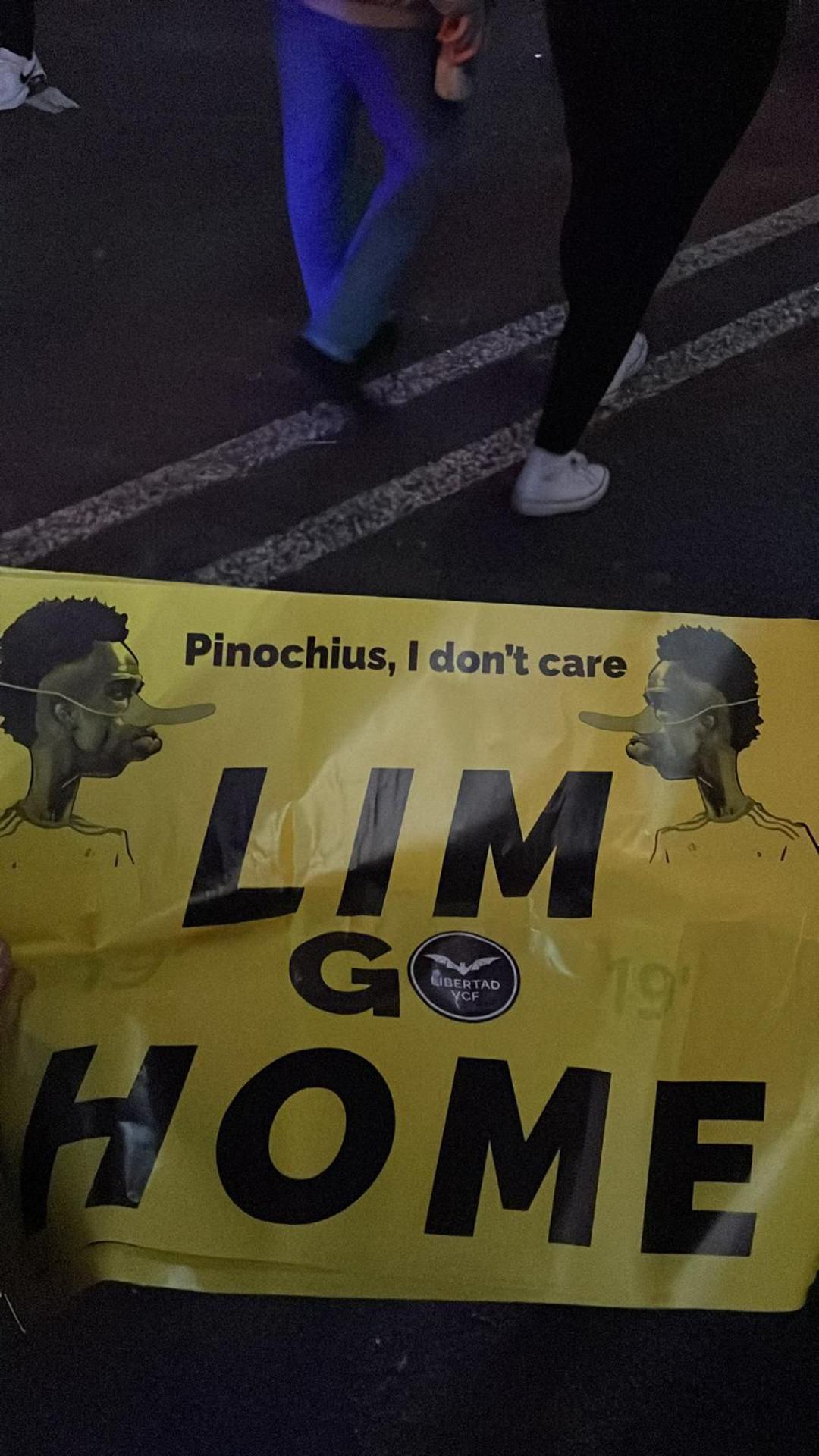 La seguridad del club requisa carteles de 'Lim Go Home' al mostrar a ...