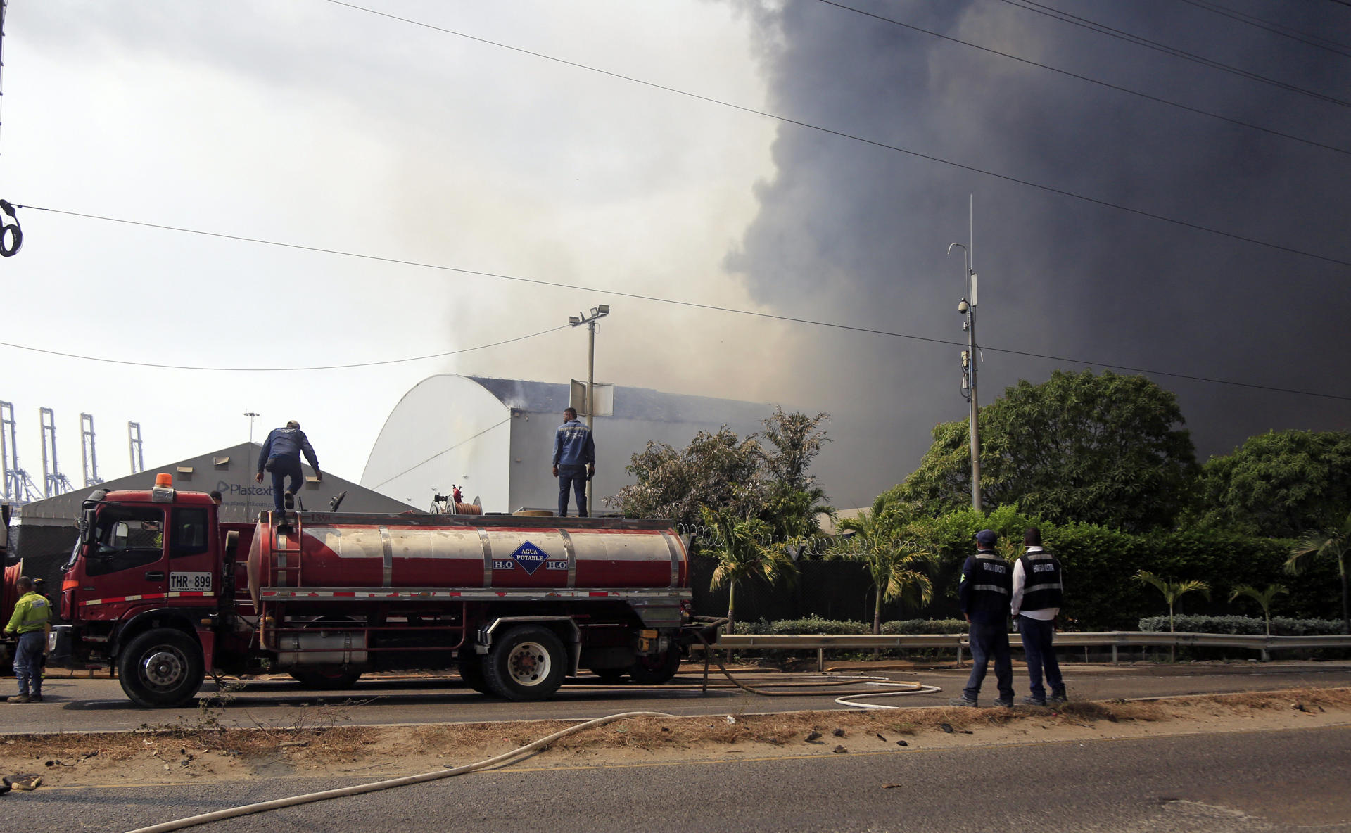 Bomberos controlan un incendio en la terminal de contenedores marítimos ...