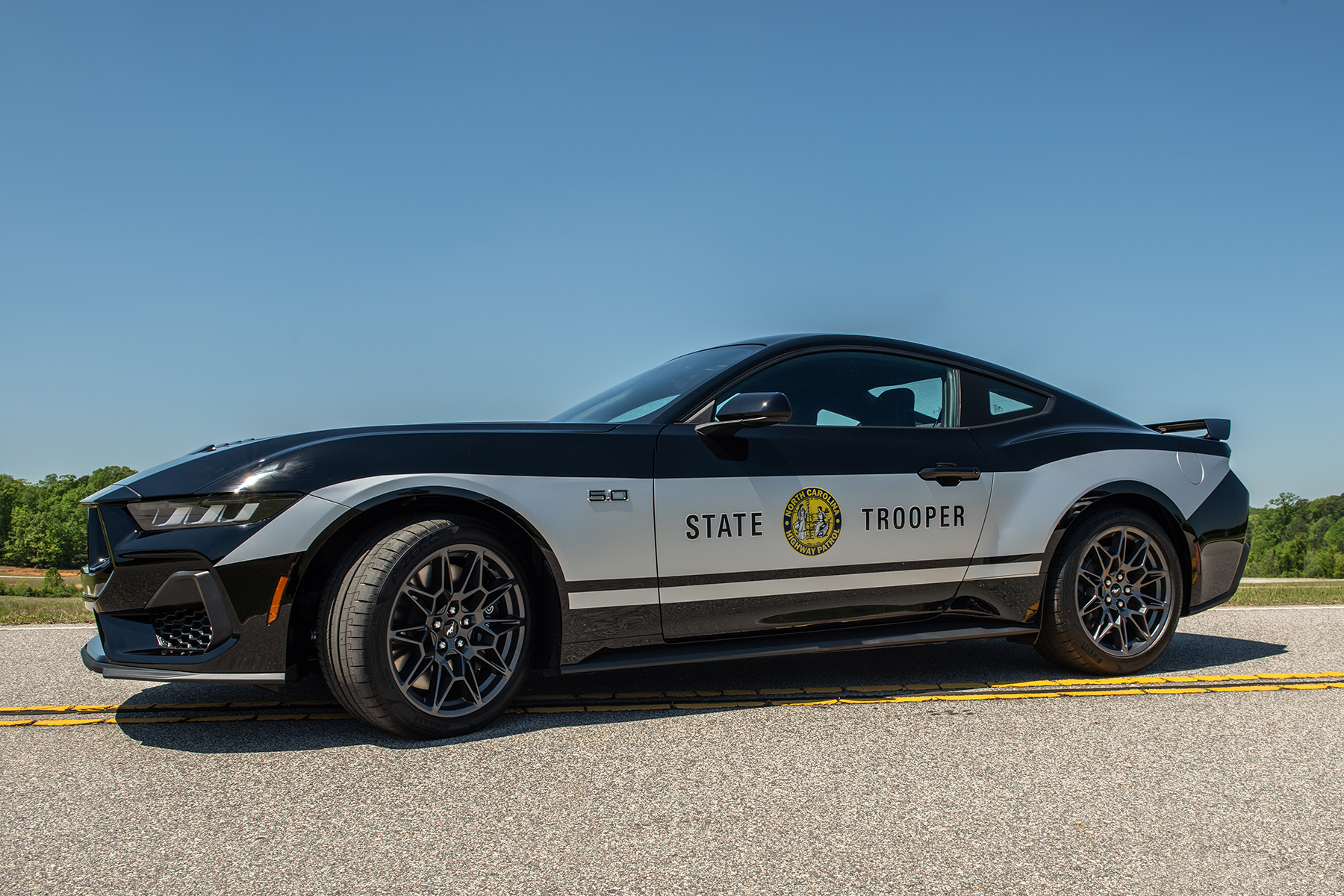 Conoce los nuevos Mustangs de la Patrulla de Caminos de NC | Qué Pasa