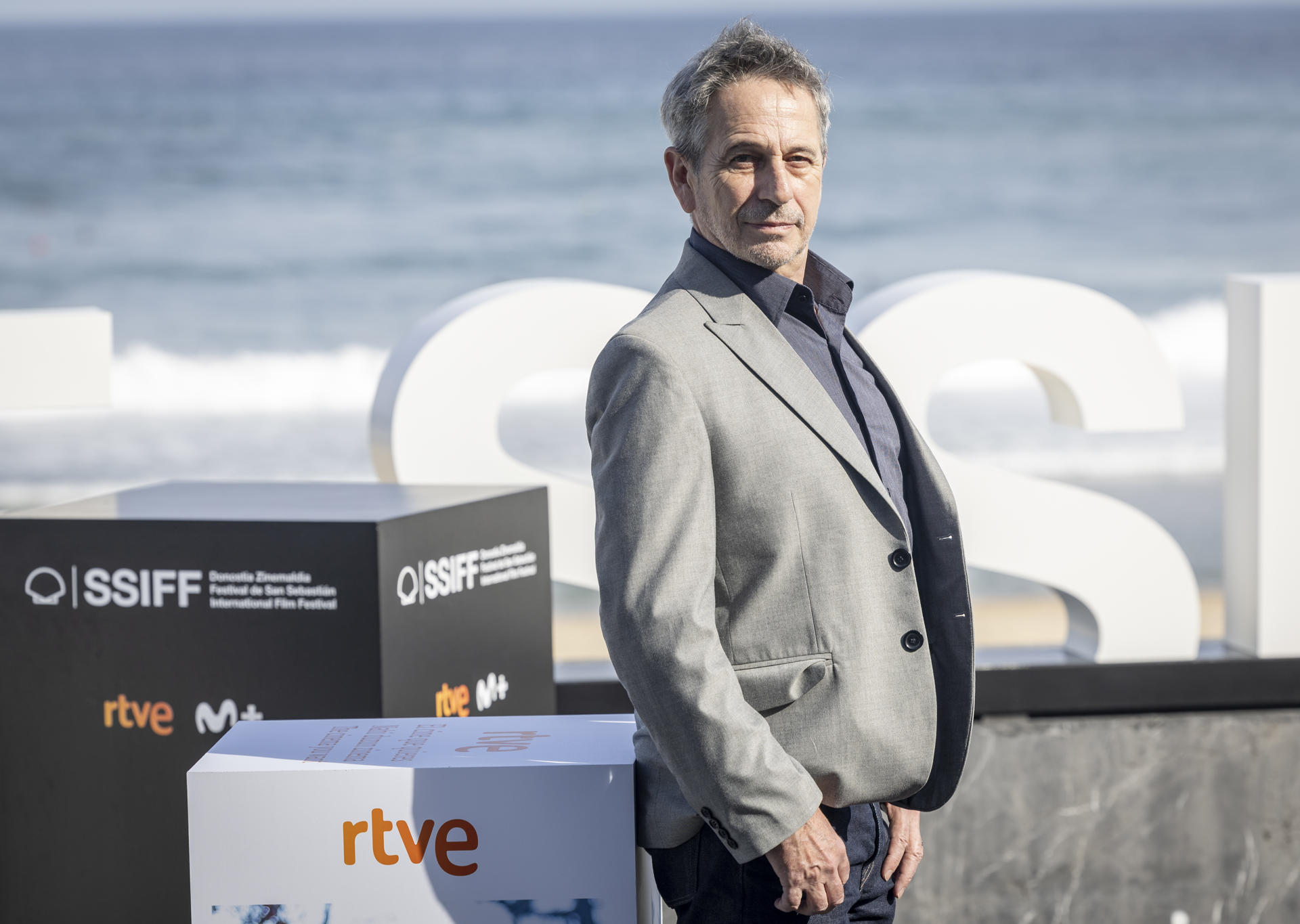 Alfredo Castro logra su cuarto Premio Platino por la serie 'Los mil ...
