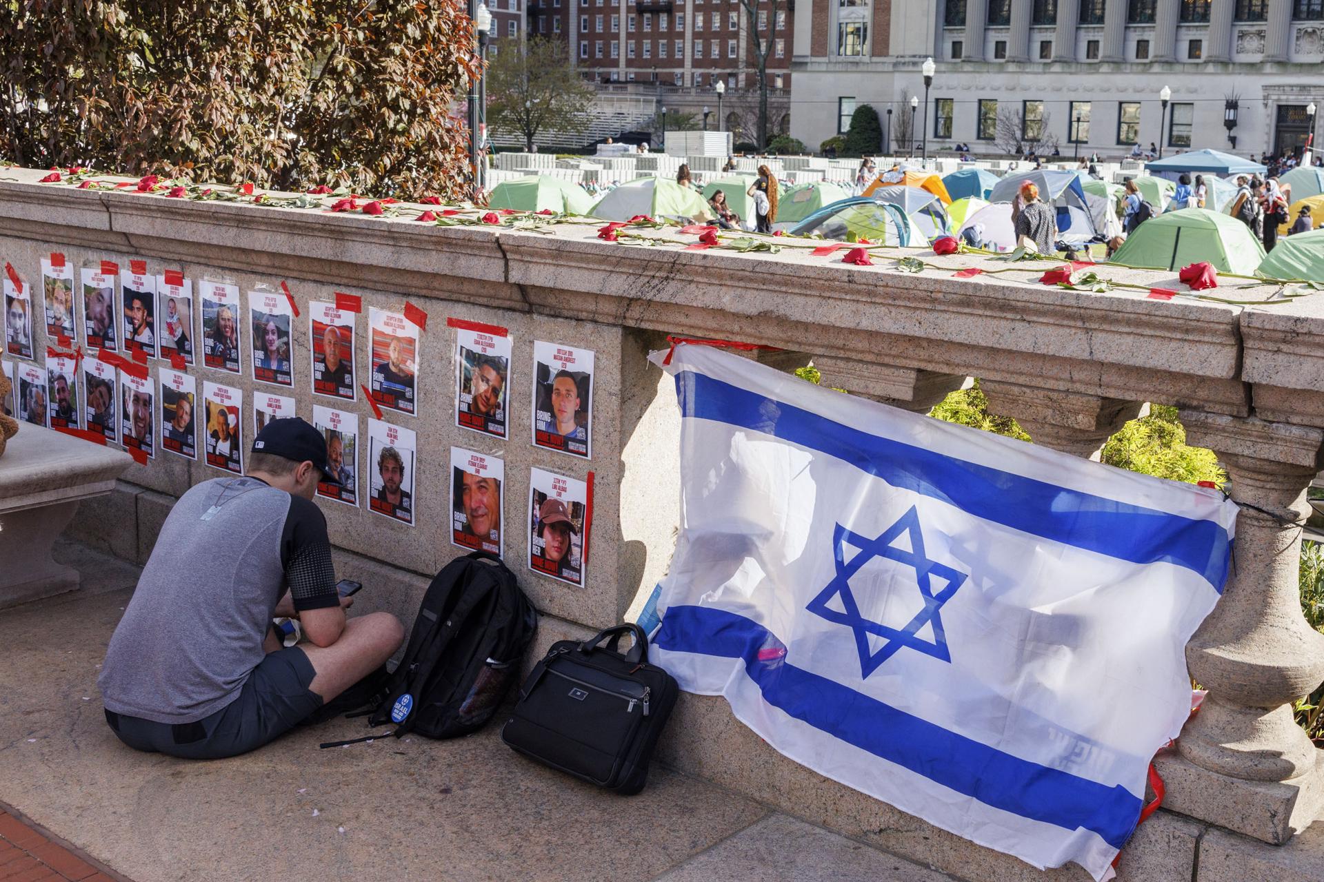 Estudiantes de la Universidad de Columbia colocan banderas de Israel ...