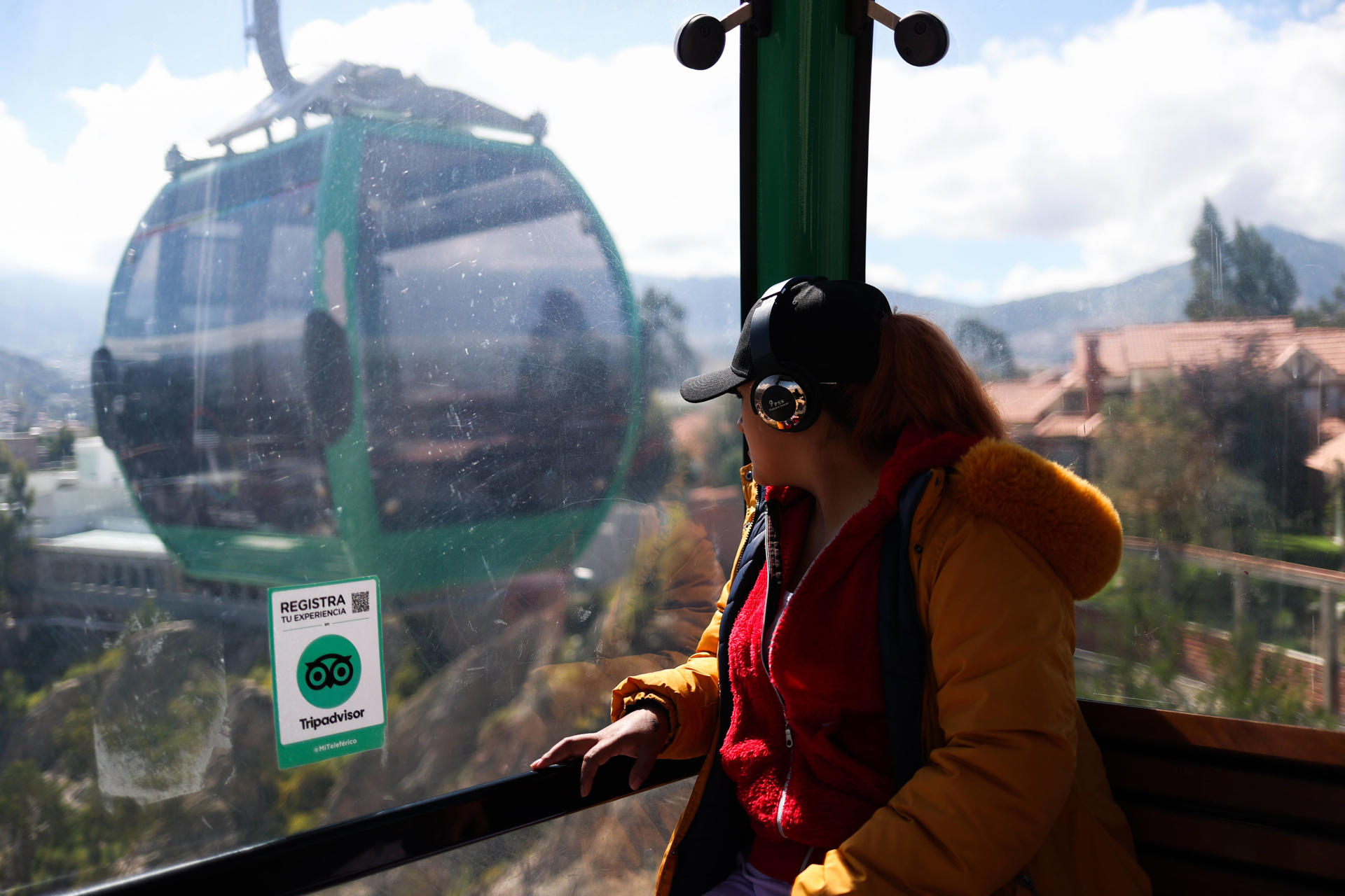 Una década del teleférico que une a dos ciudades y transporta a 200 mil ...