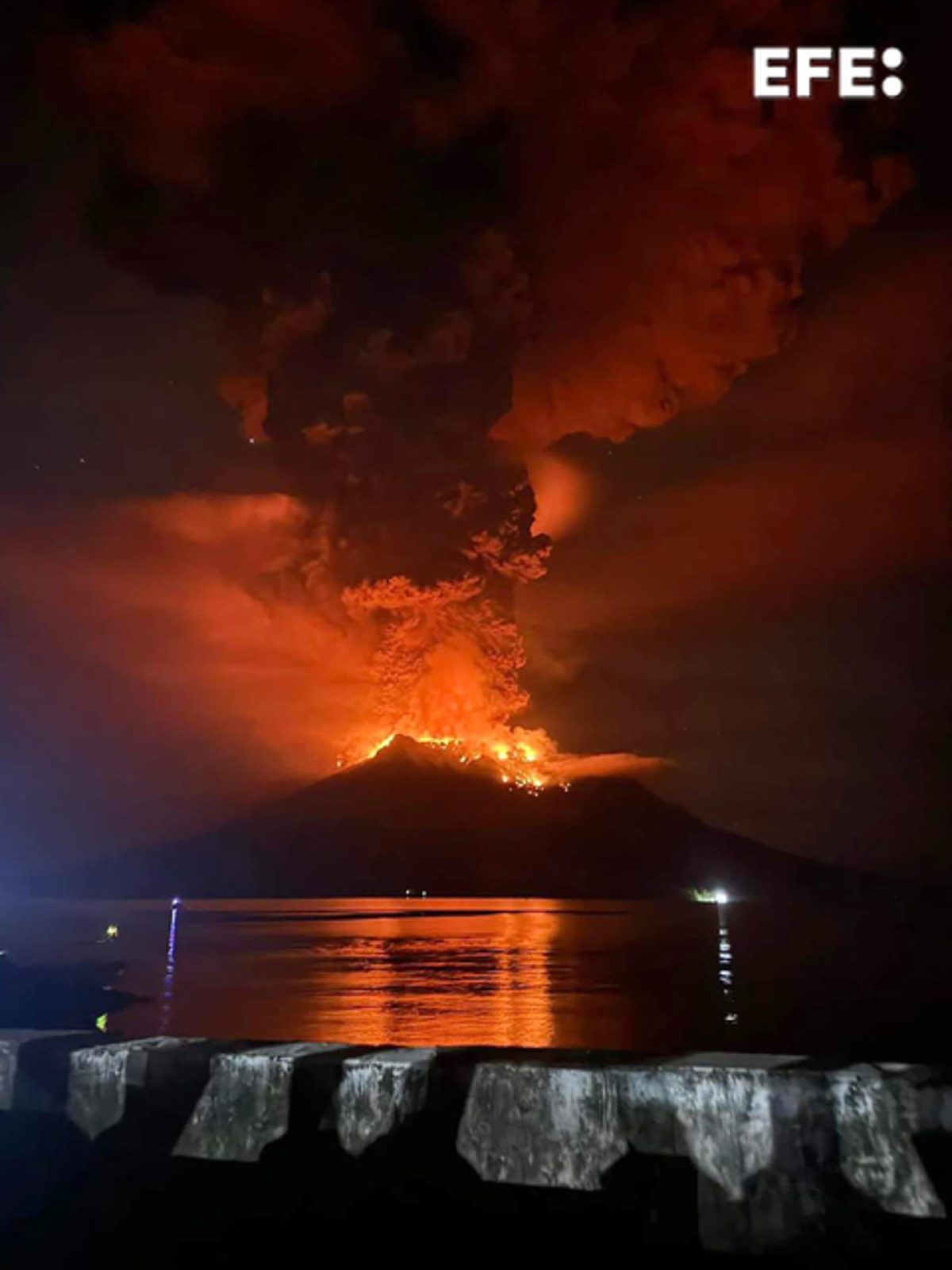 Continúan las evacuaciones tras la erupción del volcán Ruang en ...
