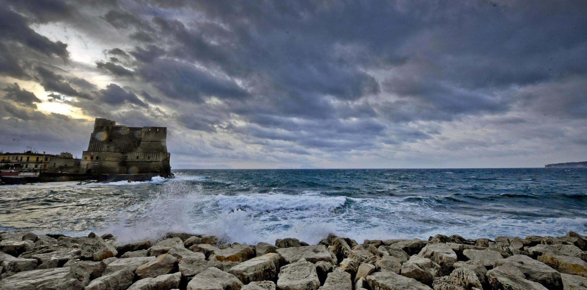 El agua del golfo de Nápoles aumenta un grado tras el invierno más ...