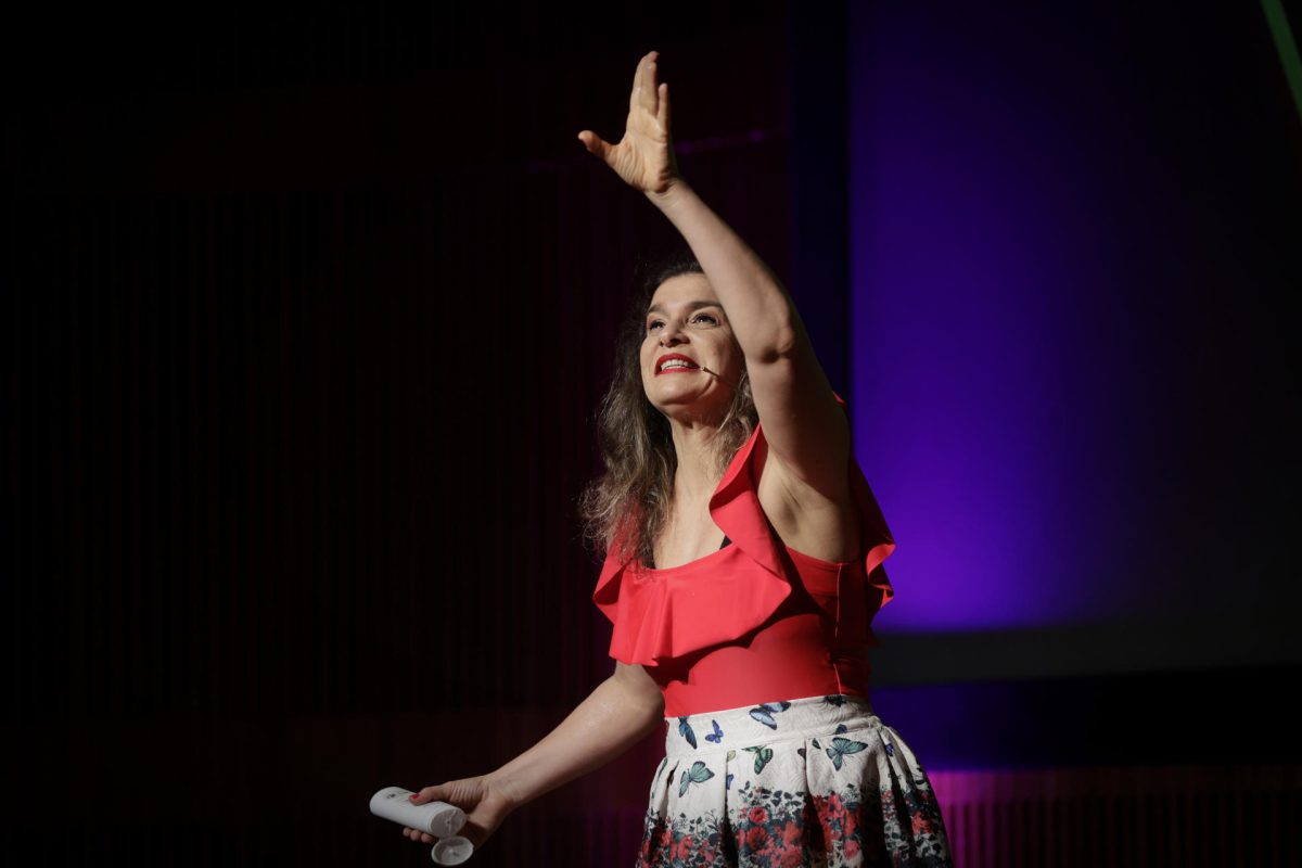 La argentina Dalia Gutmann debuta en España con crítica humorística a ...