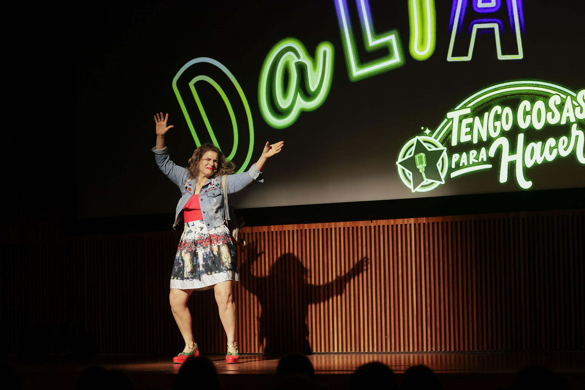 La argentina Dalia Gutmann debuta en España con crítica humorística a ...