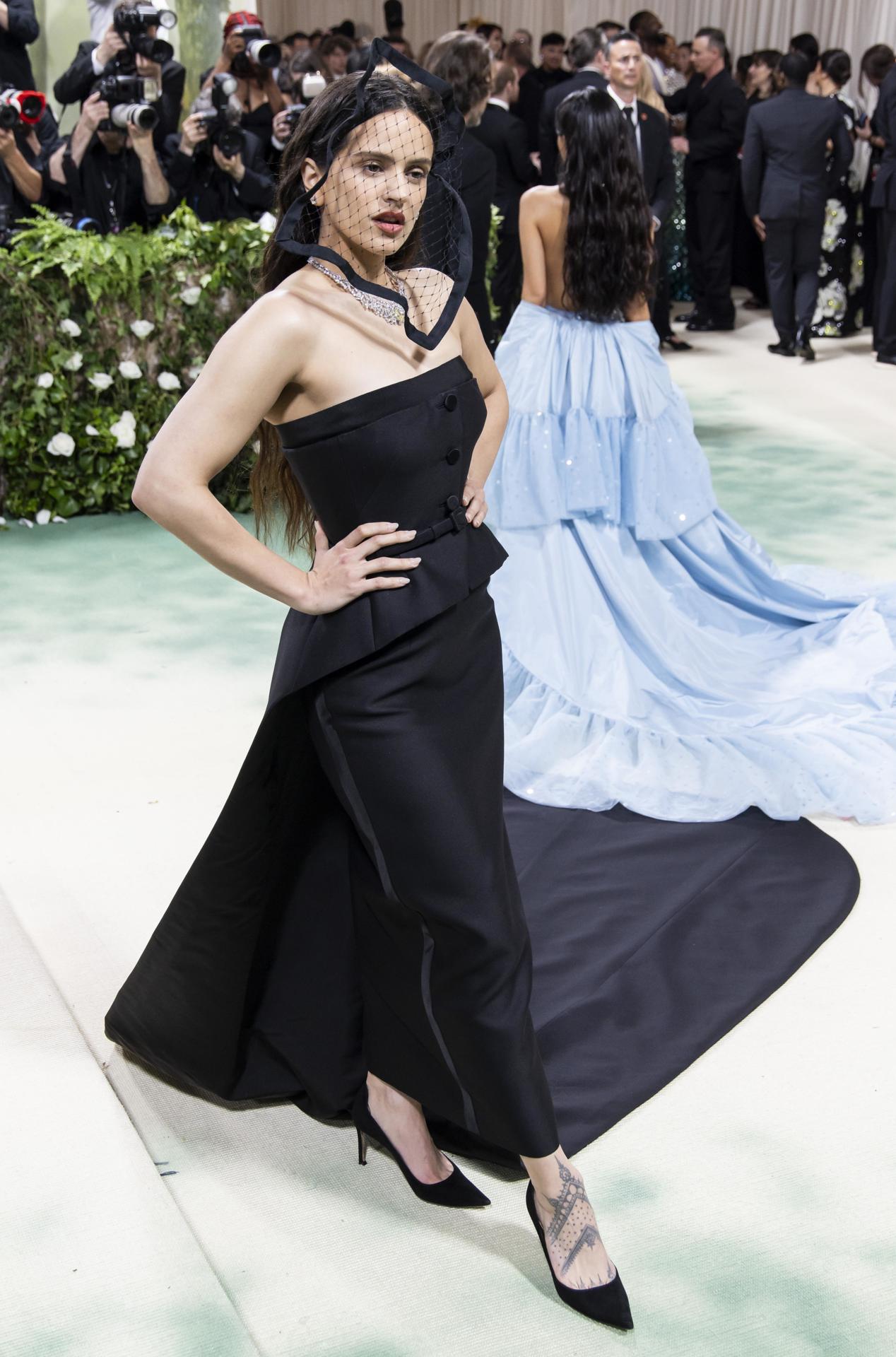 "Mi vestido está inspirado en los sueños", dice Rosalía en la Met Gala ...