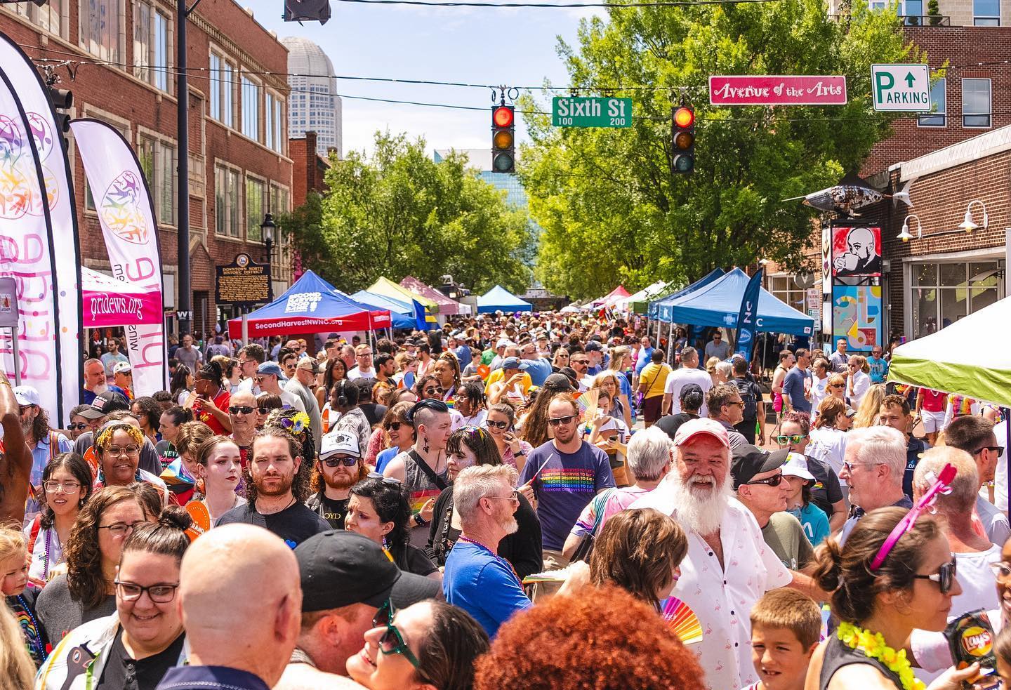 Festejan en Winston-Salem Orgullo LGBTQ con festival y desfile | Qué Pasa