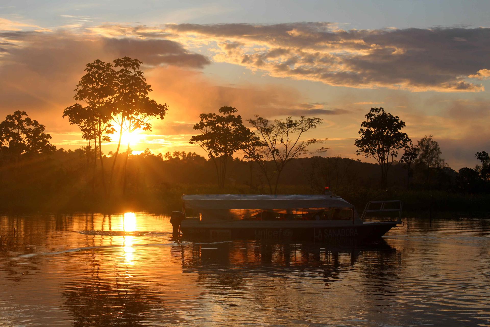 La lancha que recorre ríos de la Amazonía peruana para cuidar a los ...