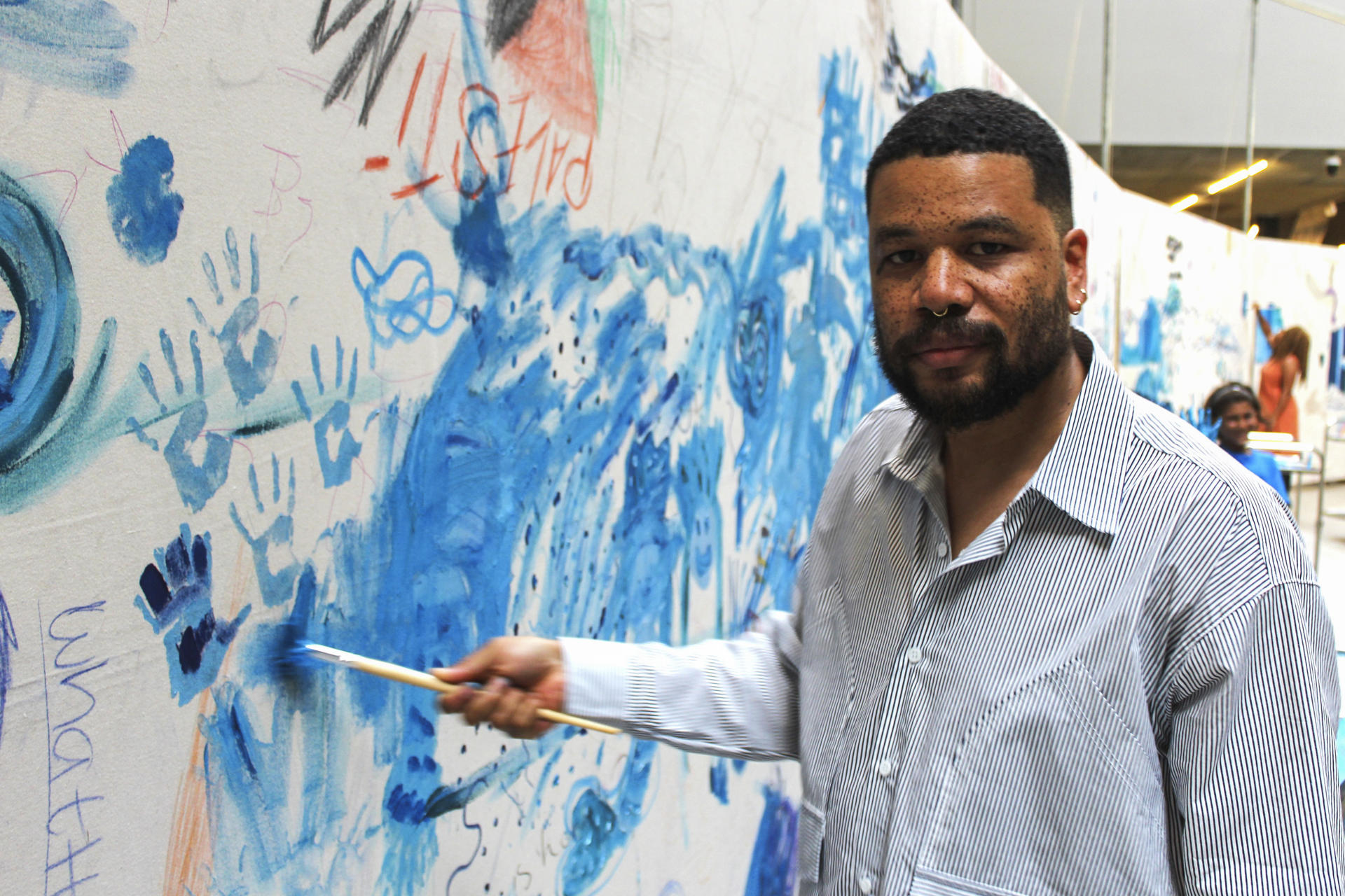 El 'jardín inundado' de Oscar Murillo convierte a los niños en artistas en la Tate Modern | Qué Pasa