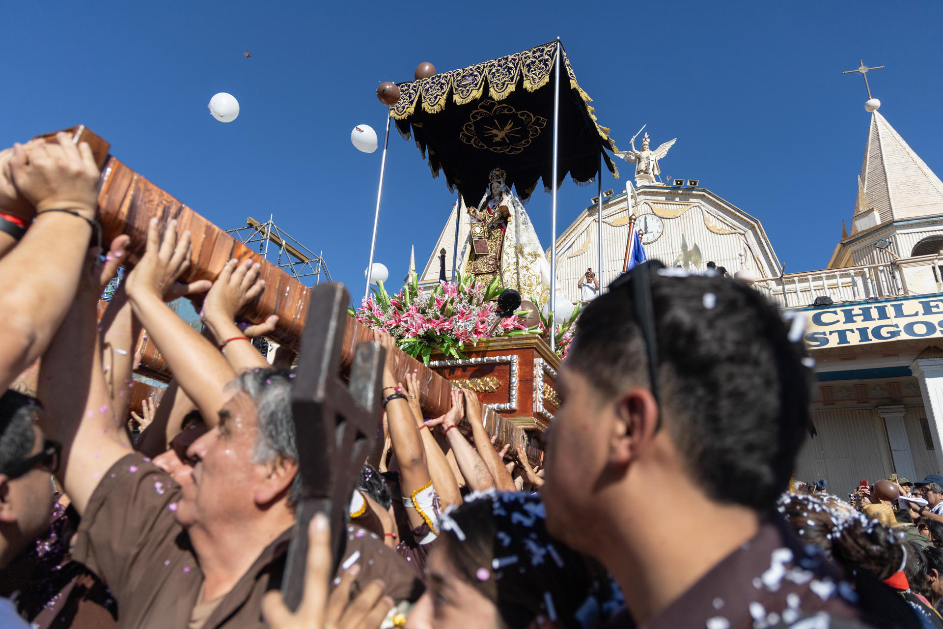 Una multitud venera La Tirana, fiesta patrimonio mundial de raíces ...