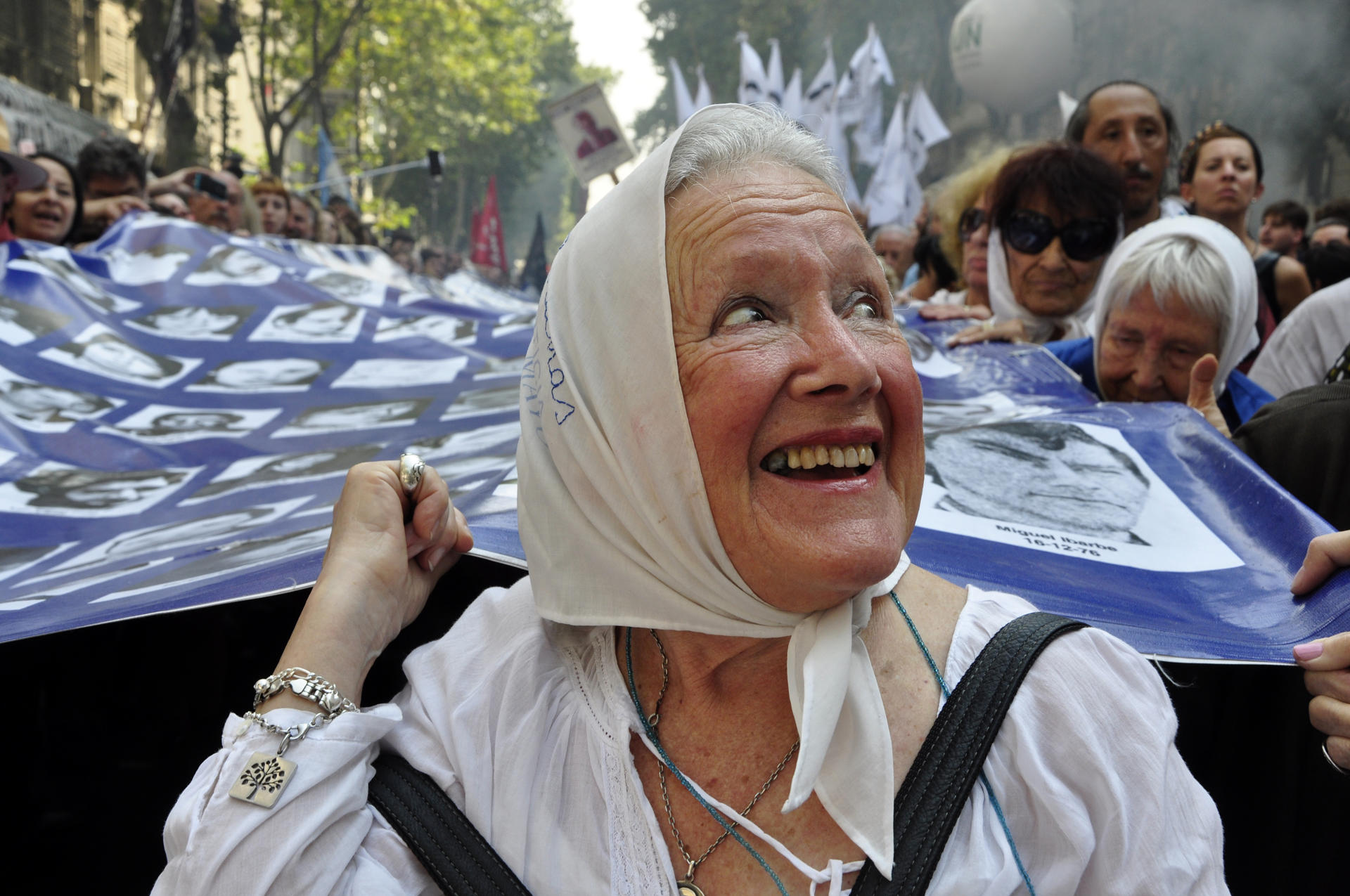 La vida y lucha de la Madre de Plaza de Mayo Nora Cortiñas, retratada ...