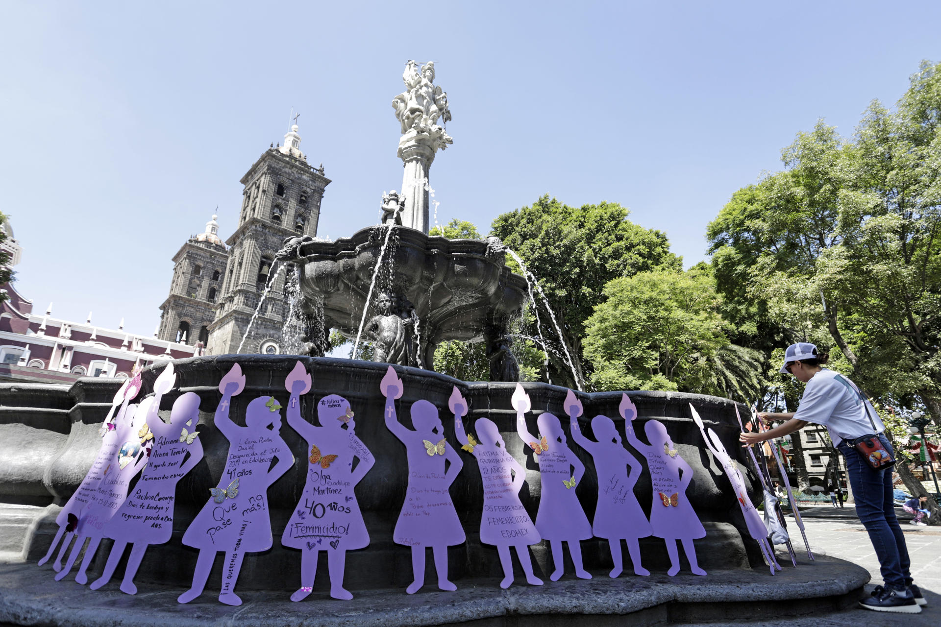 Padres buscadores recuerdan a sus desaparecidos con siluetas de madera ...