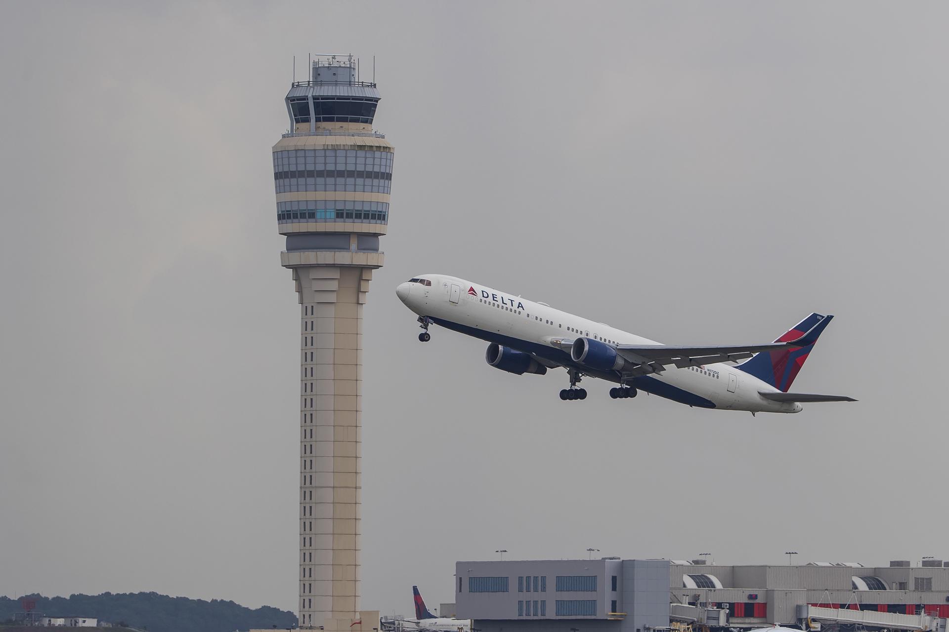 Explosión de neumático causa la muerte de trabajadores en Delta Air ...