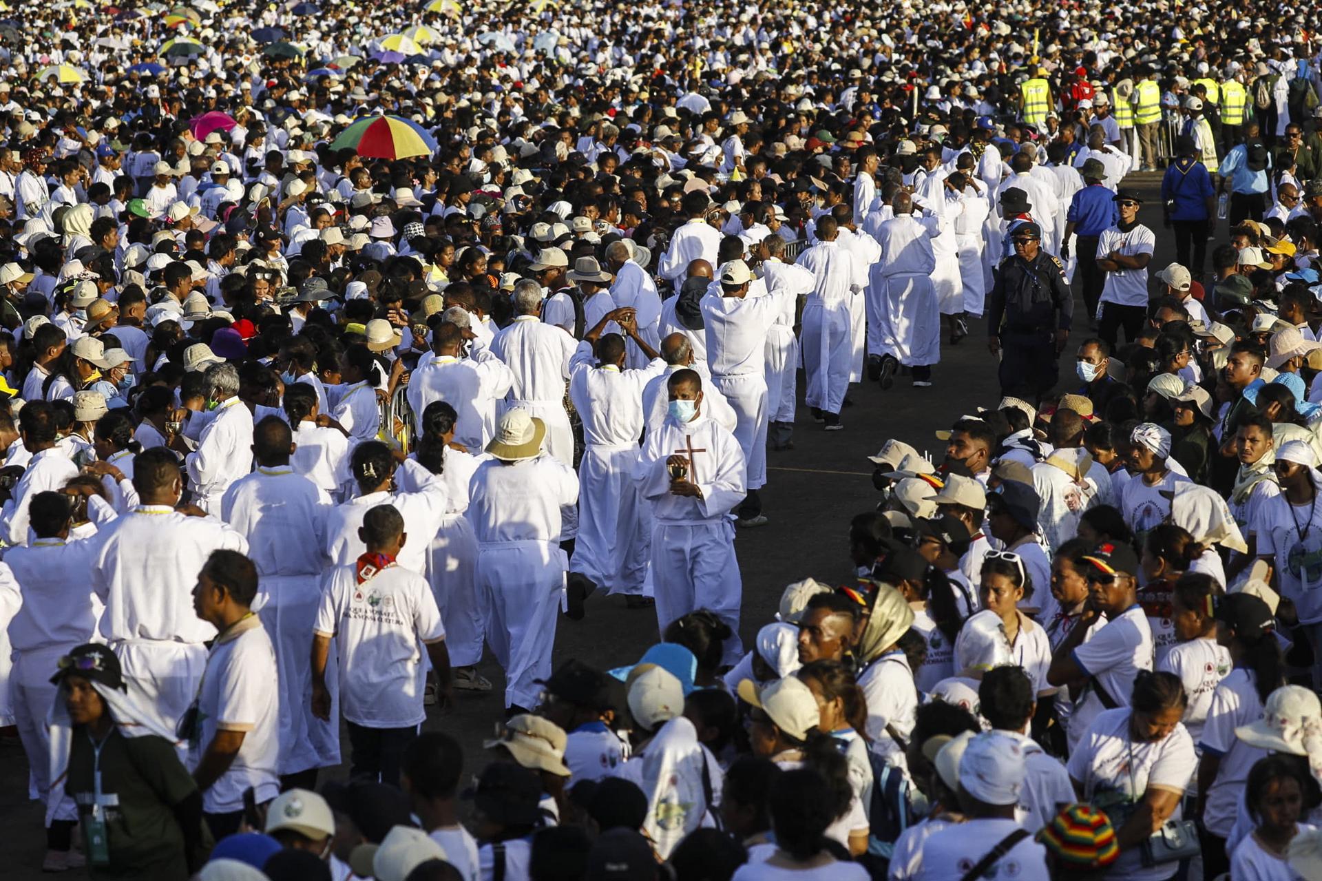 El papa celebra una misa en Dili para 600.000 personas, la mitad del ...