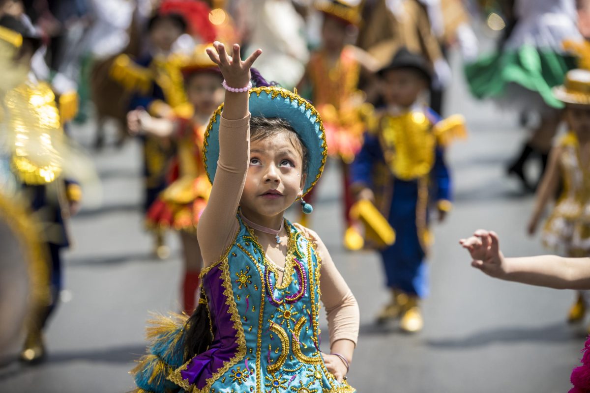 Bolivia reivindica origen de la danza morenada con un 'mini' desfile folclórico de niños | Qué Pasa